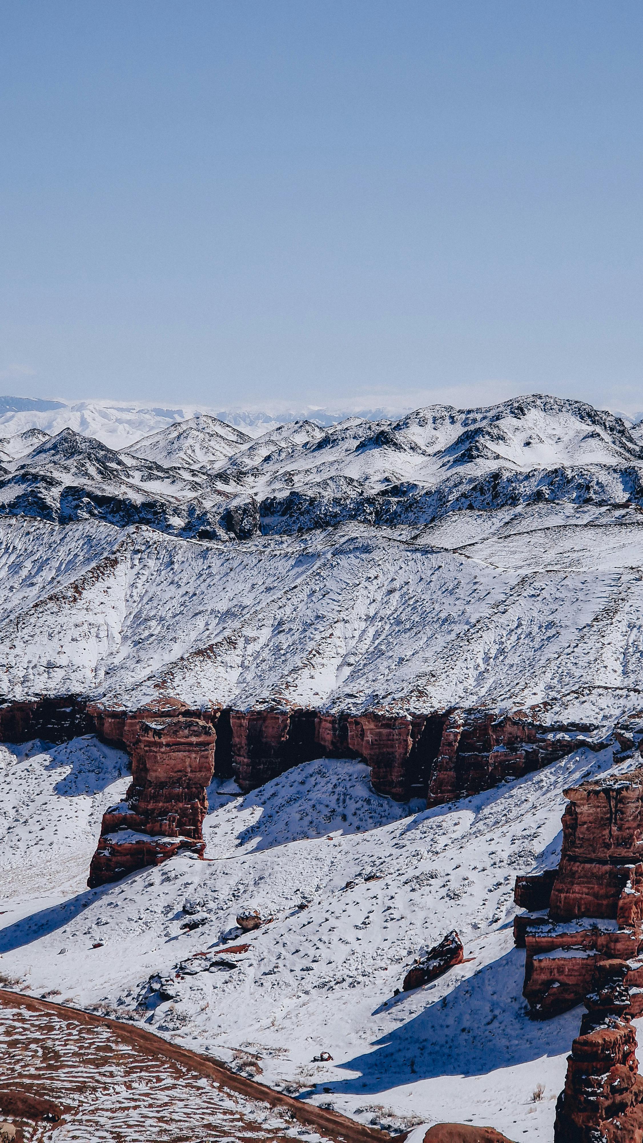 A view of the red rocks in the snow · Free Stock Photo
