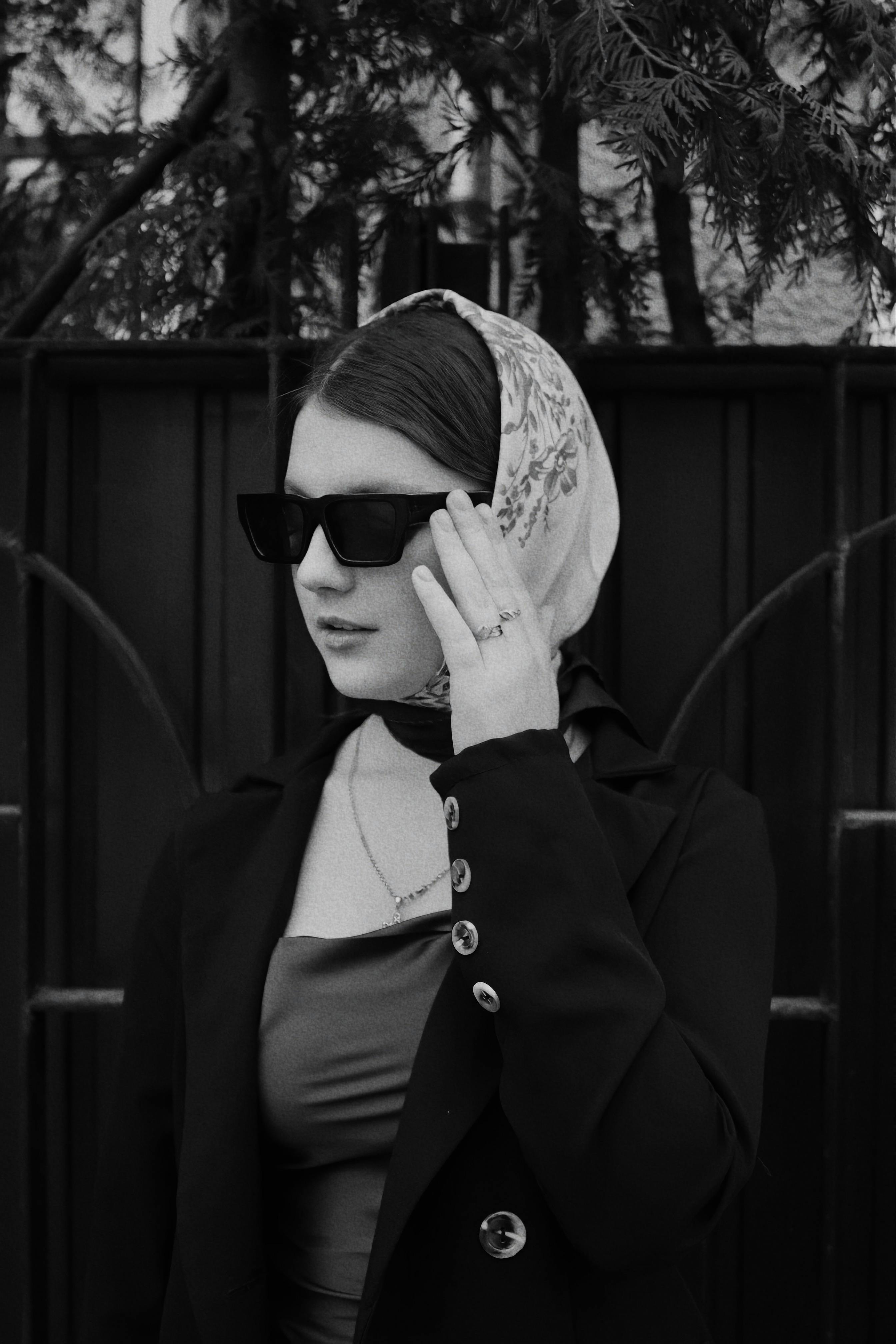 머리띠 블랙 앤 화이트 사람 선글라스 수직 쐈어 젊은 여성 초상화 포즈를 취하는에 관한 무료 스톡 사진