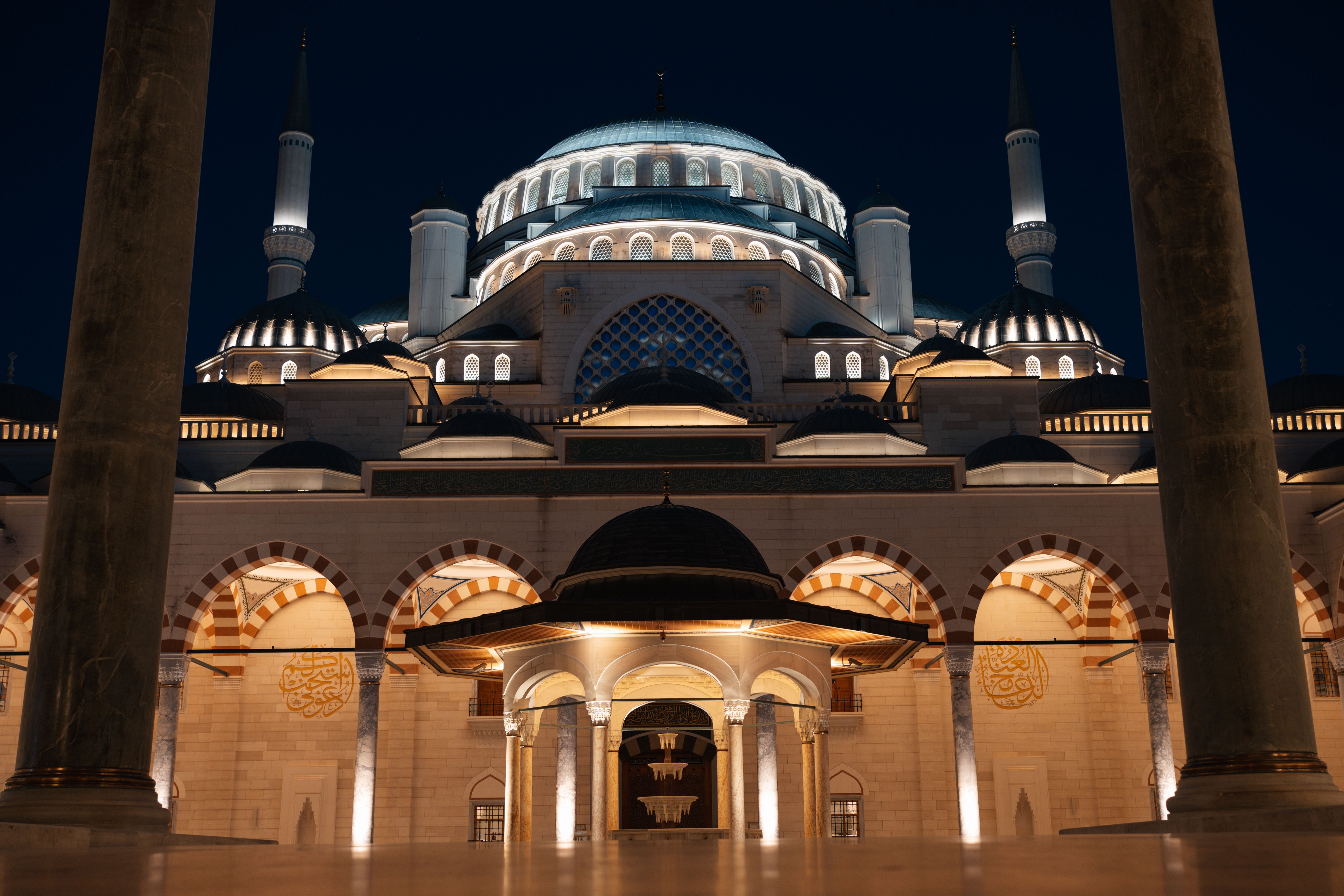 The blue mosque at night with lights on · Free Stock Photo
