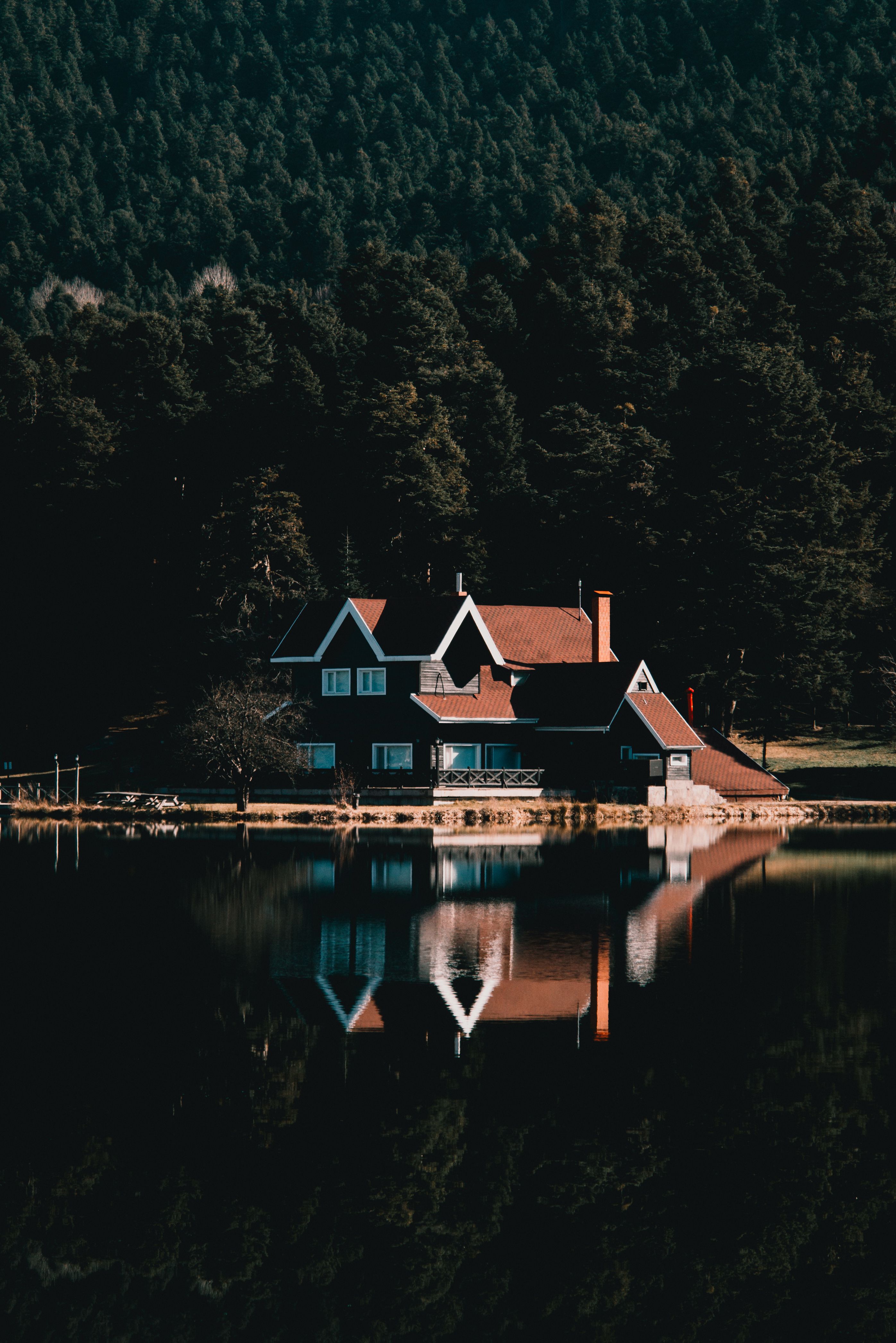 Beige and White House Beside Body of Water · Free Stock Photo
