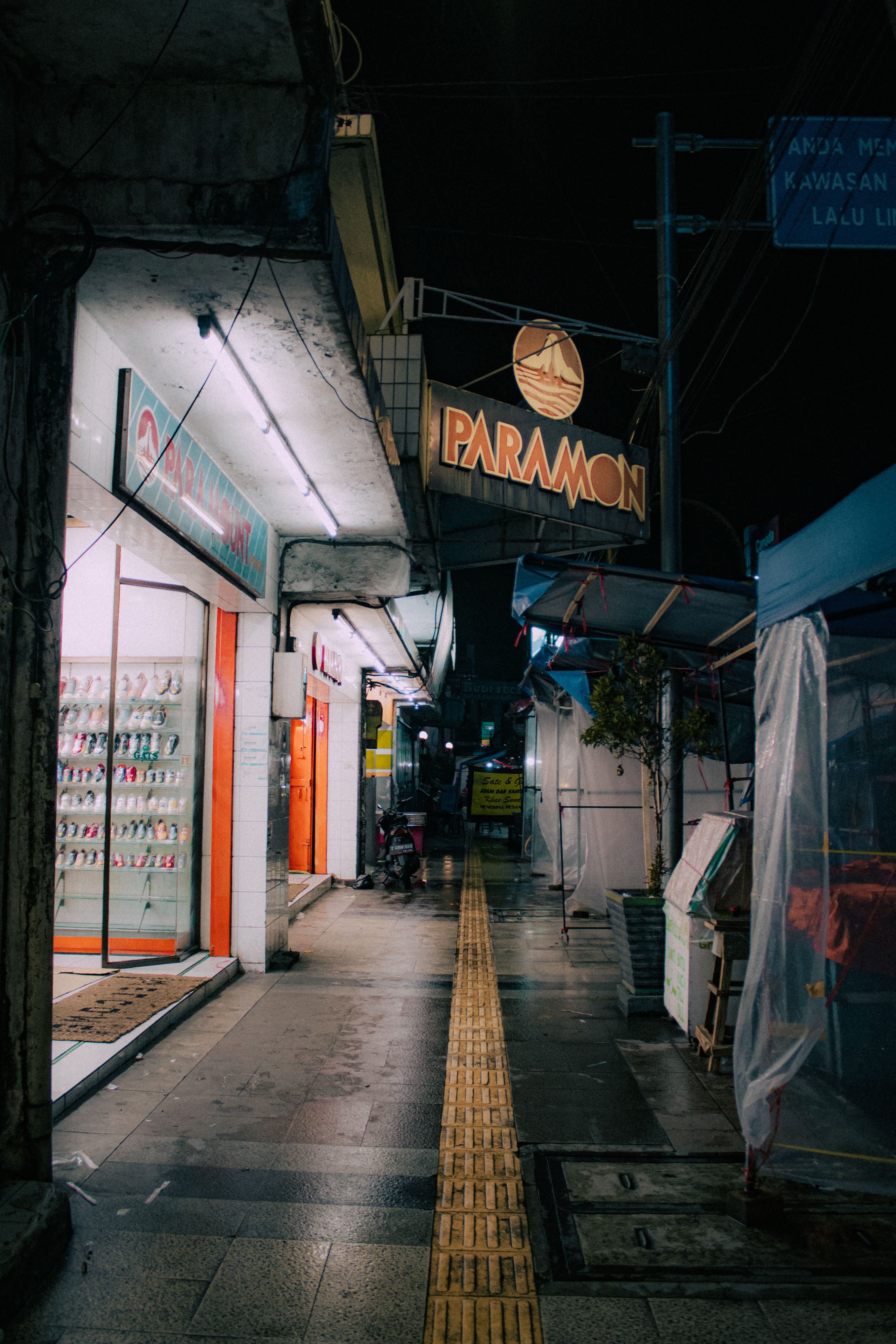 Shop by the Street at Night · Free Stock Photo