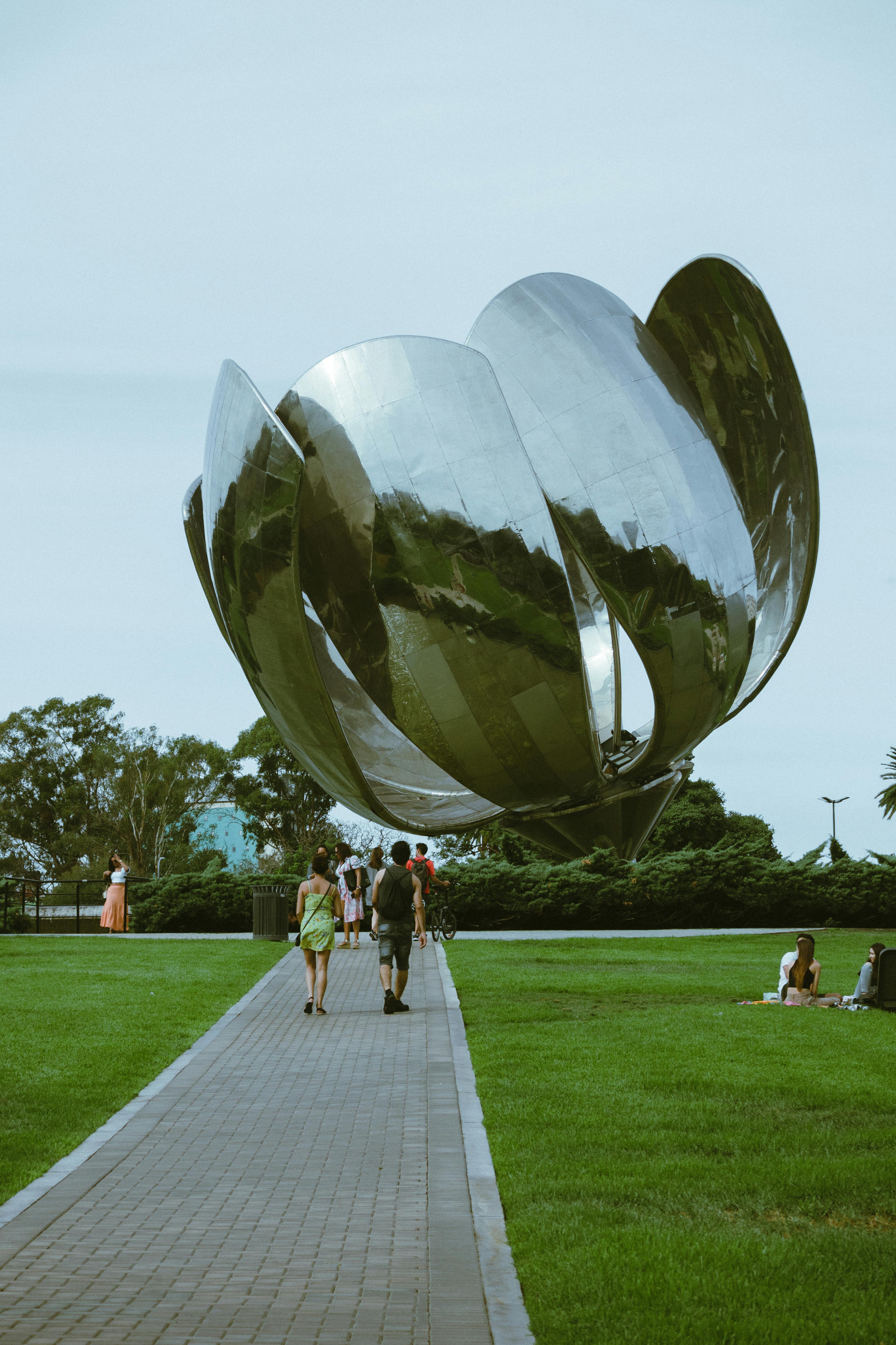 Modern Statue in Park · Free Stock Photo