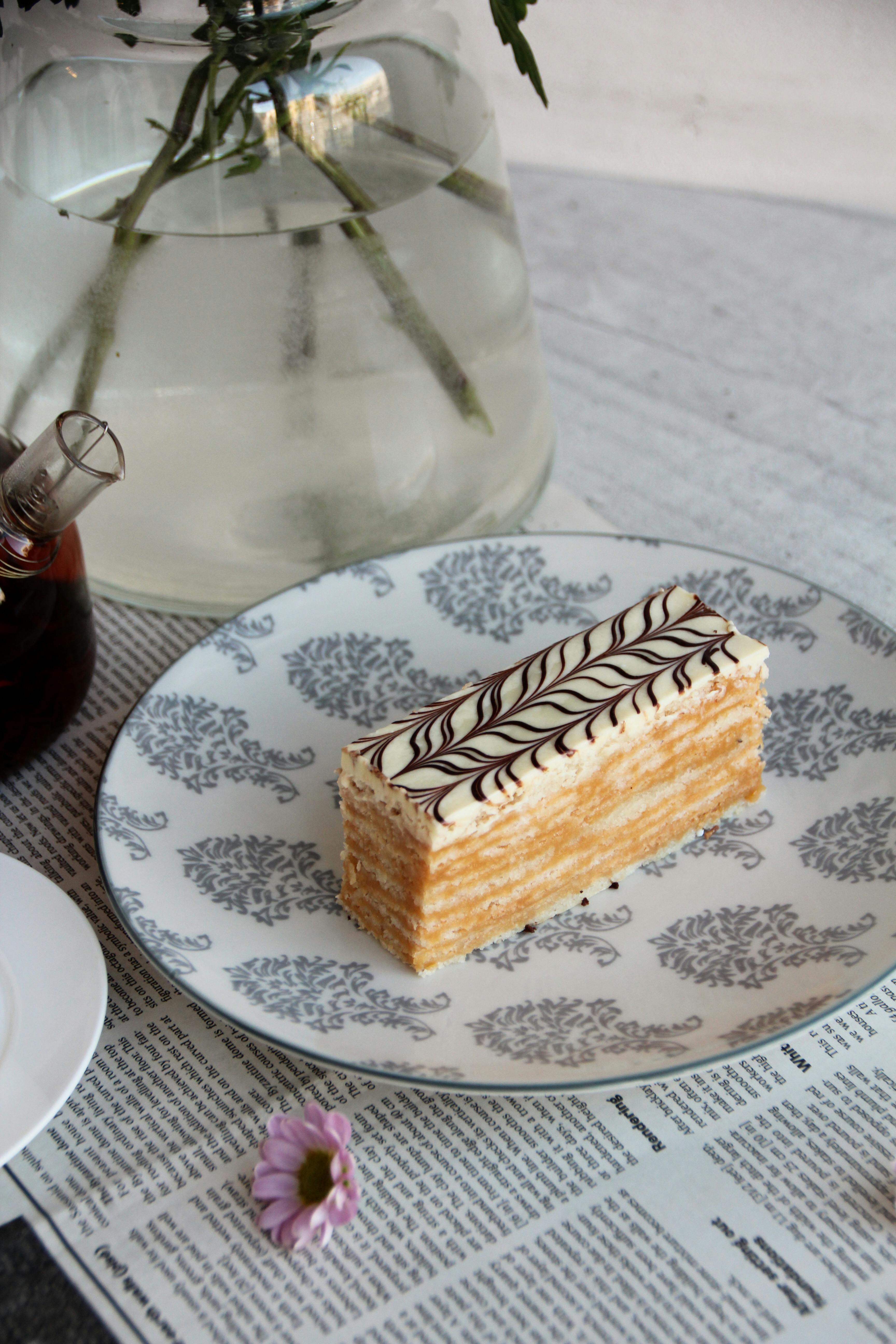 White Round Cake on Golden Round Board · Free Stock Photo