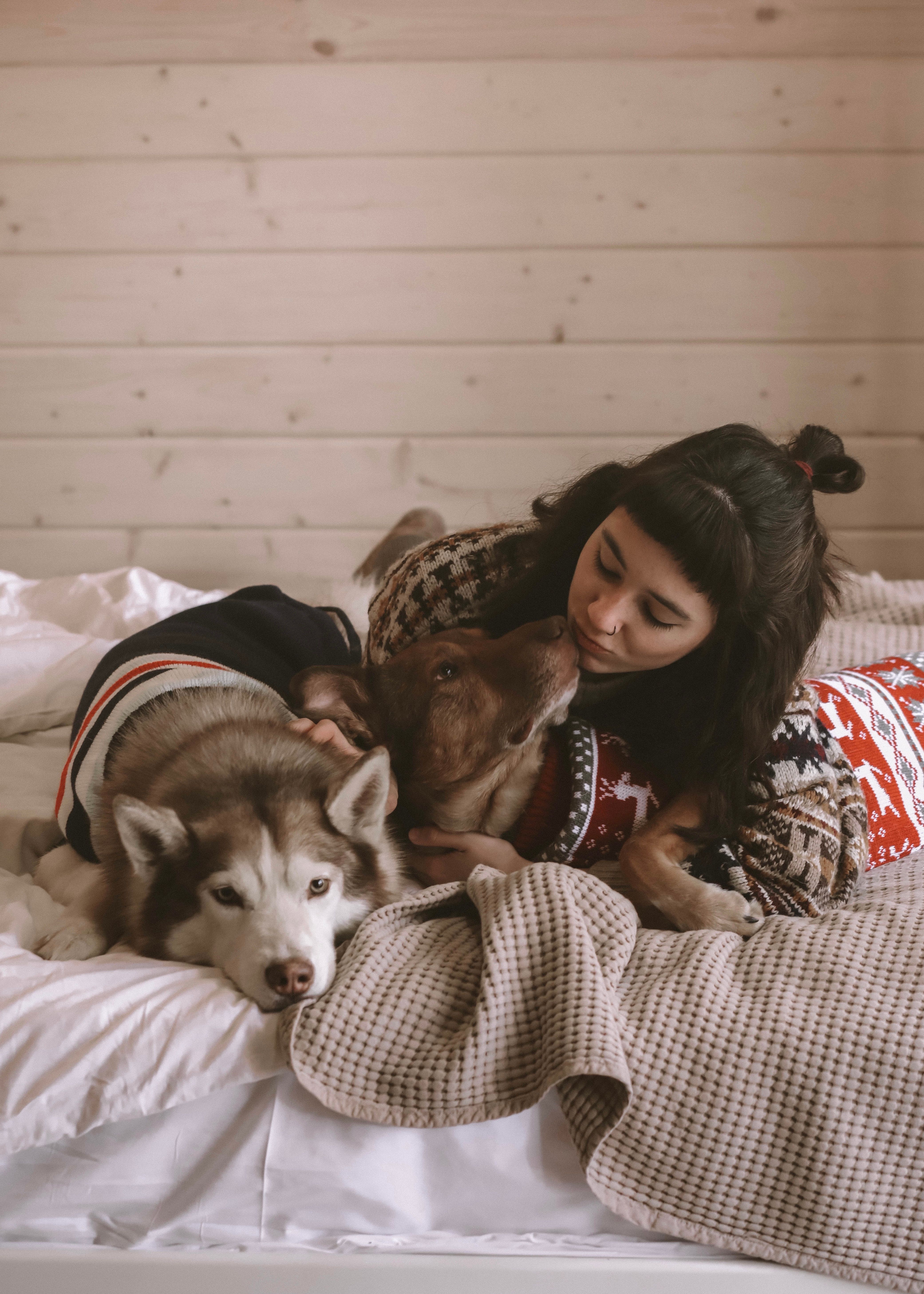 Woman On Bed Post Photos, Download The BEST Free Woman On Bed Post ...