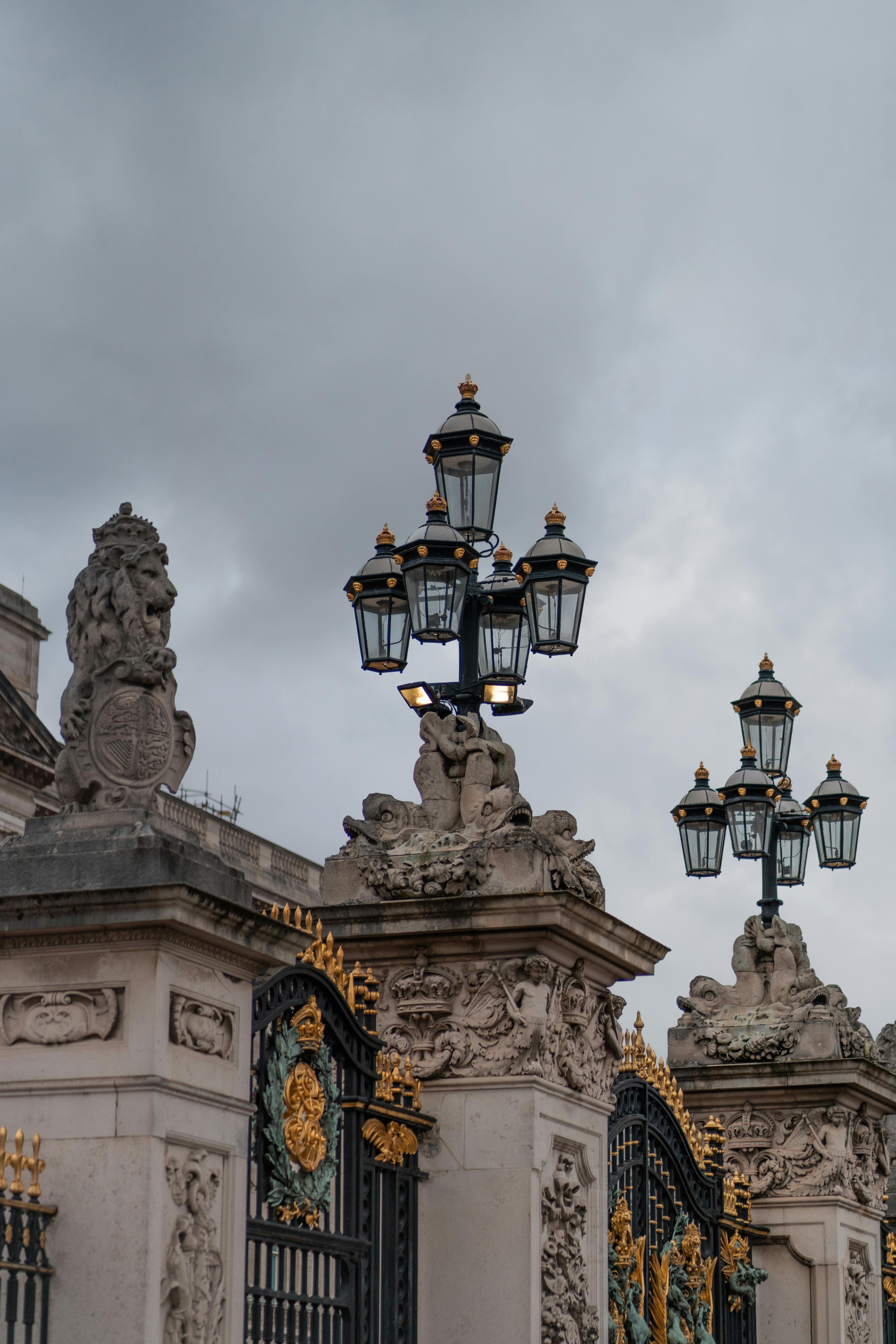 Close-Up of Gate of Buckingham Palace · Free Stock Photo