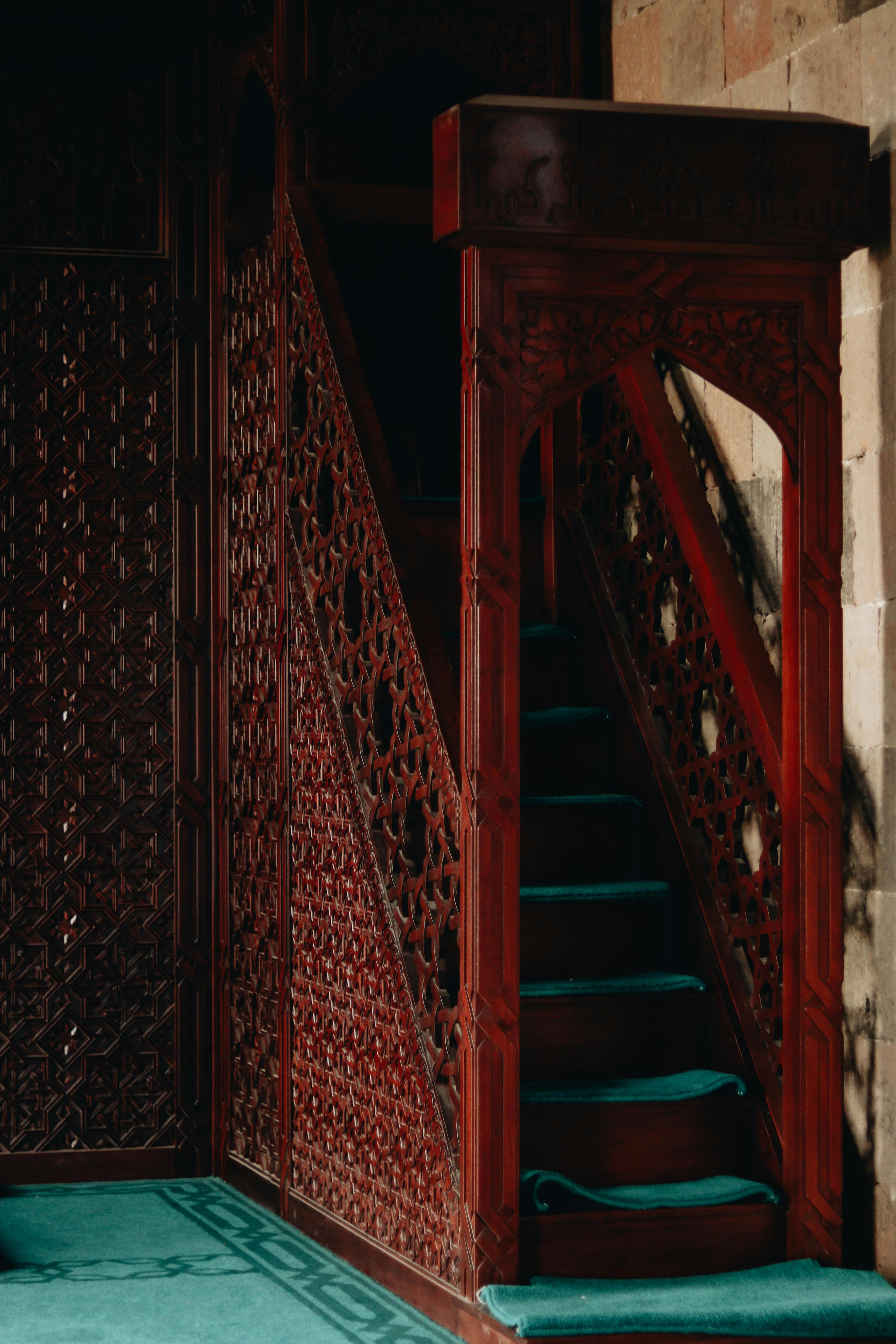 A Wooden Minbar with Carved Details in a Mosque · Free Stock Photo