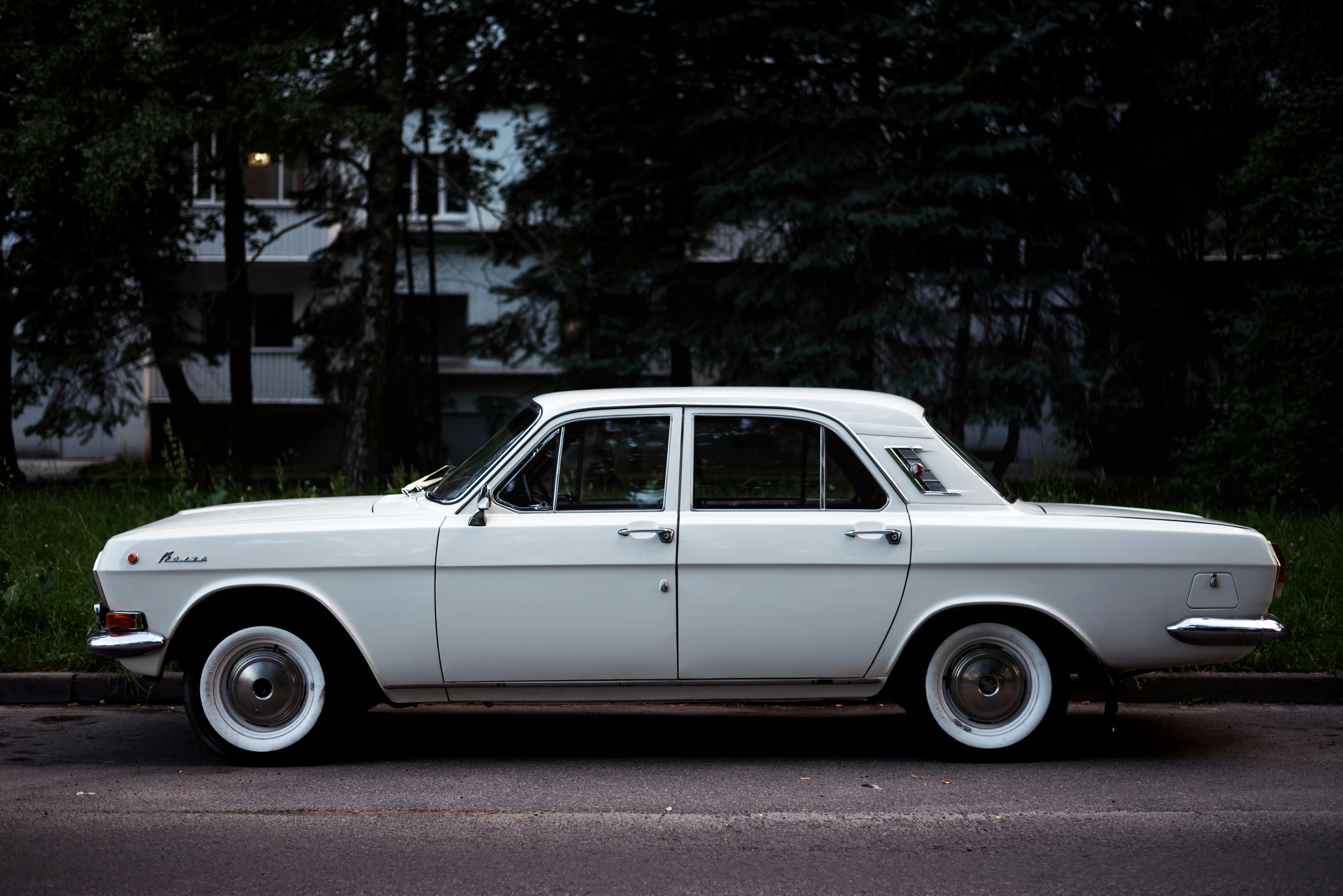 GAZ-24 on Street · Free Stock Photo
