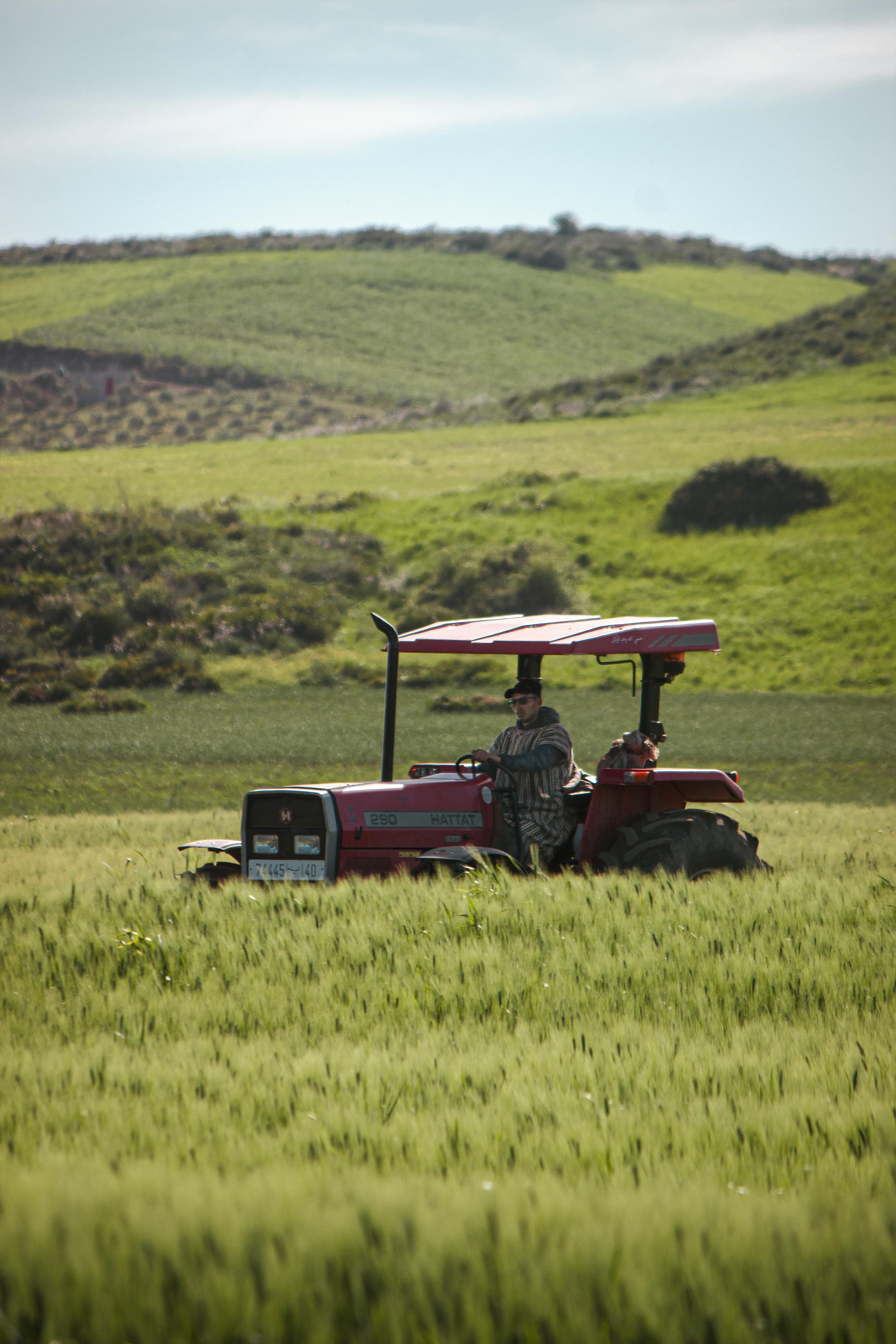 Tractor in Field · Free Stock Photo