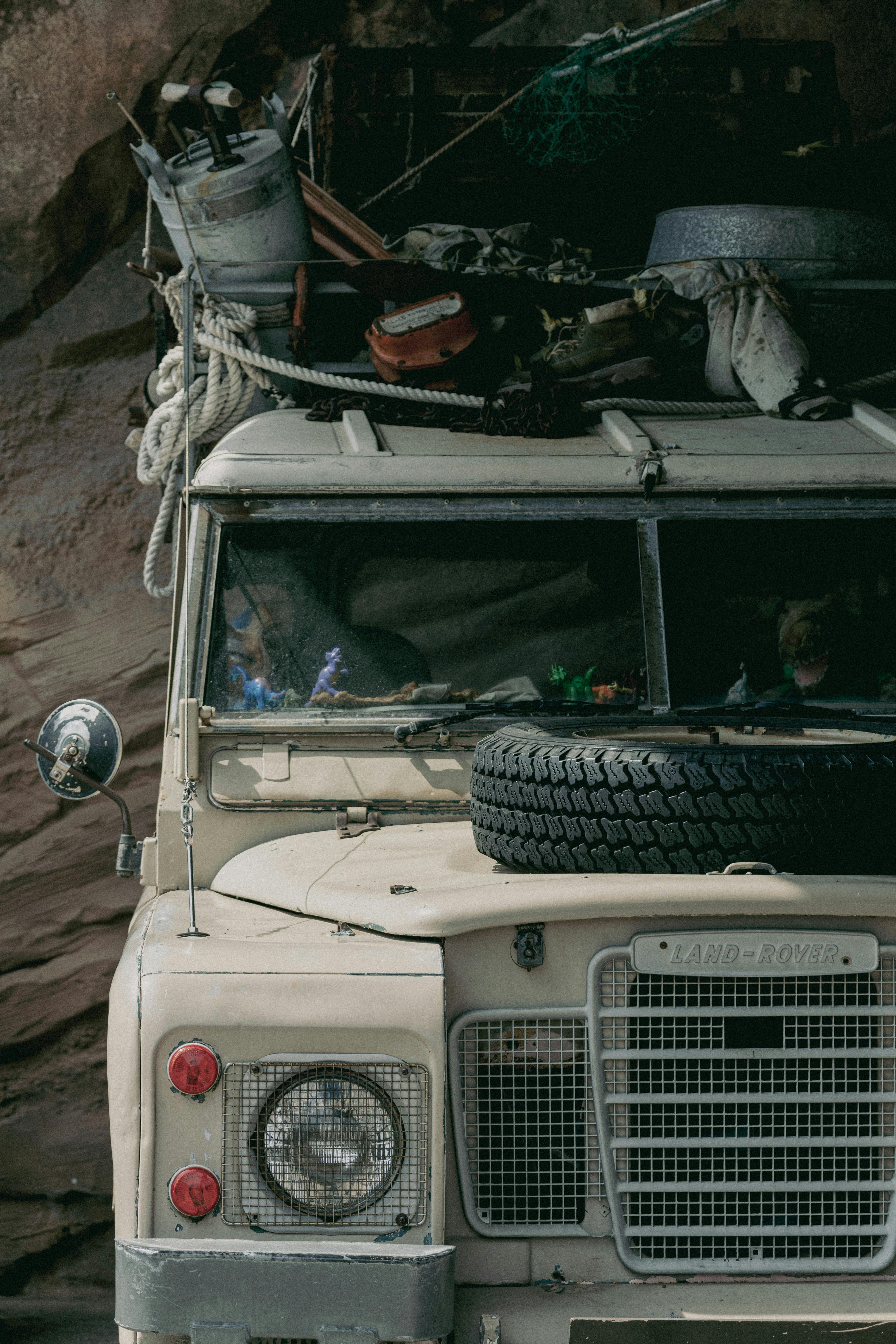 Vintage Land Rover in Rustic Adventure Setting · Free Stock Photo