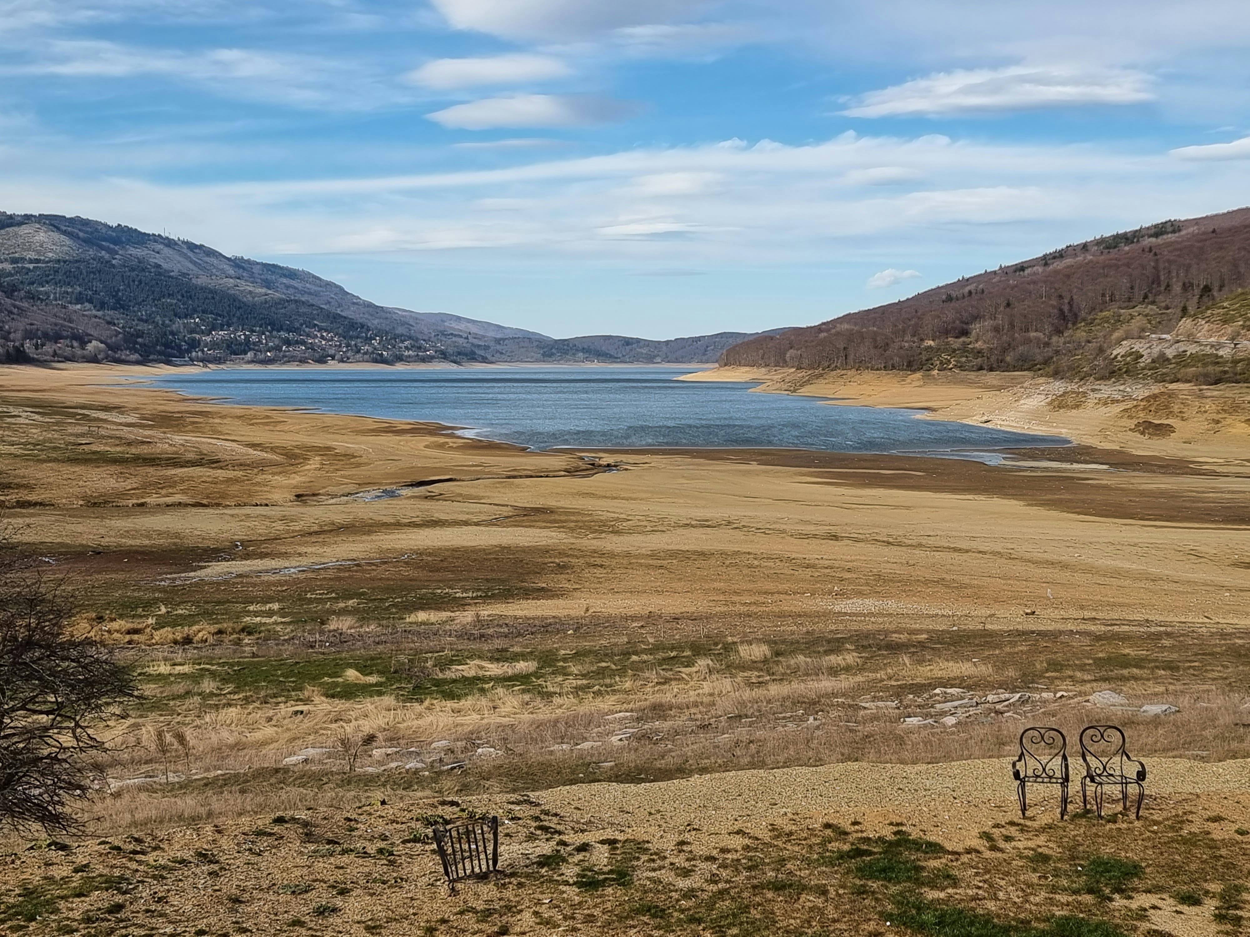 Lake in Barren Valley · Free Stock Photo