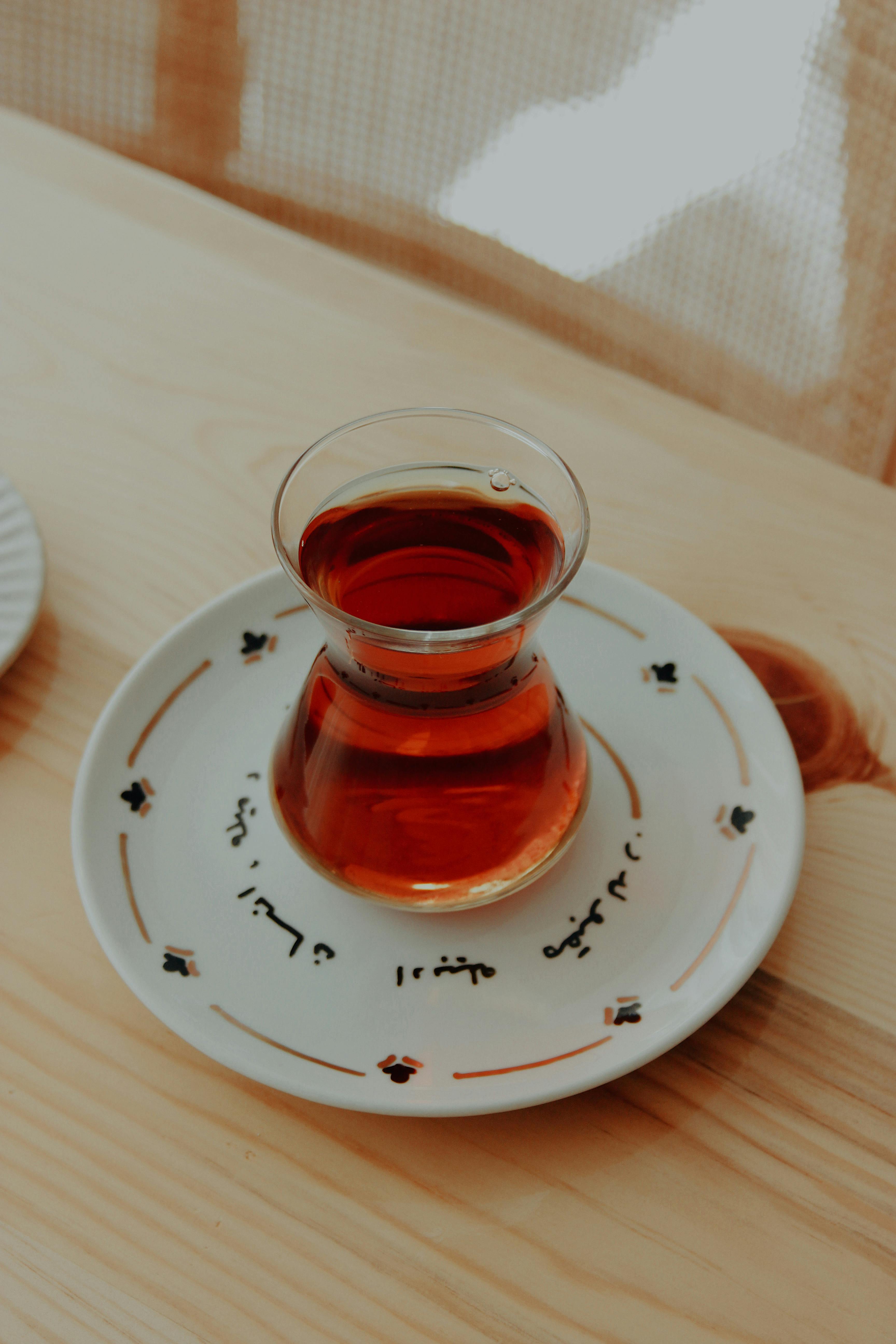 Chá Turco Tradicional Em Copo Tulipa Em Pires · Foto profissional gratuita