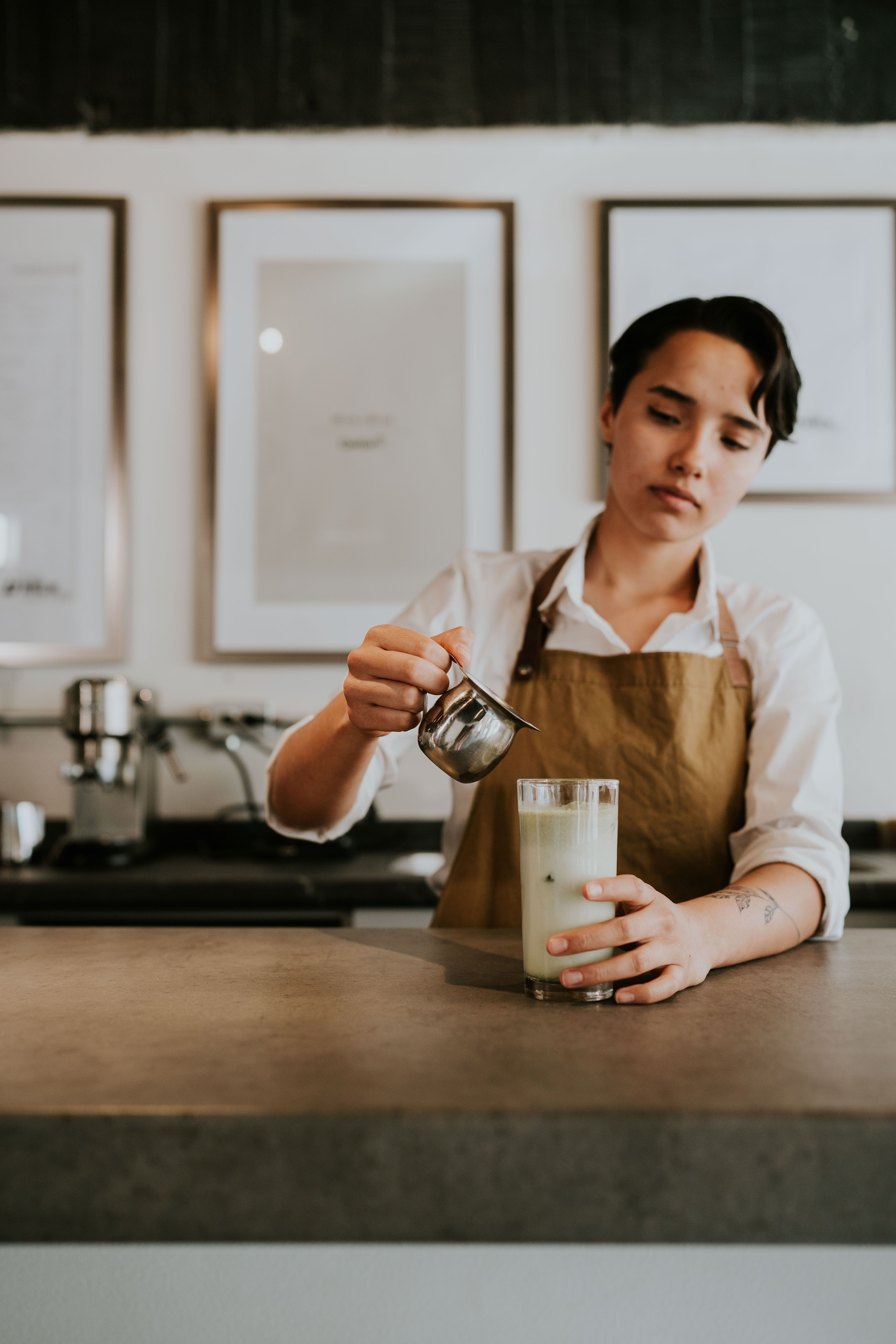 Barista Preparando Um Latte Em Um Café Moderno · Foto profissional gratuita