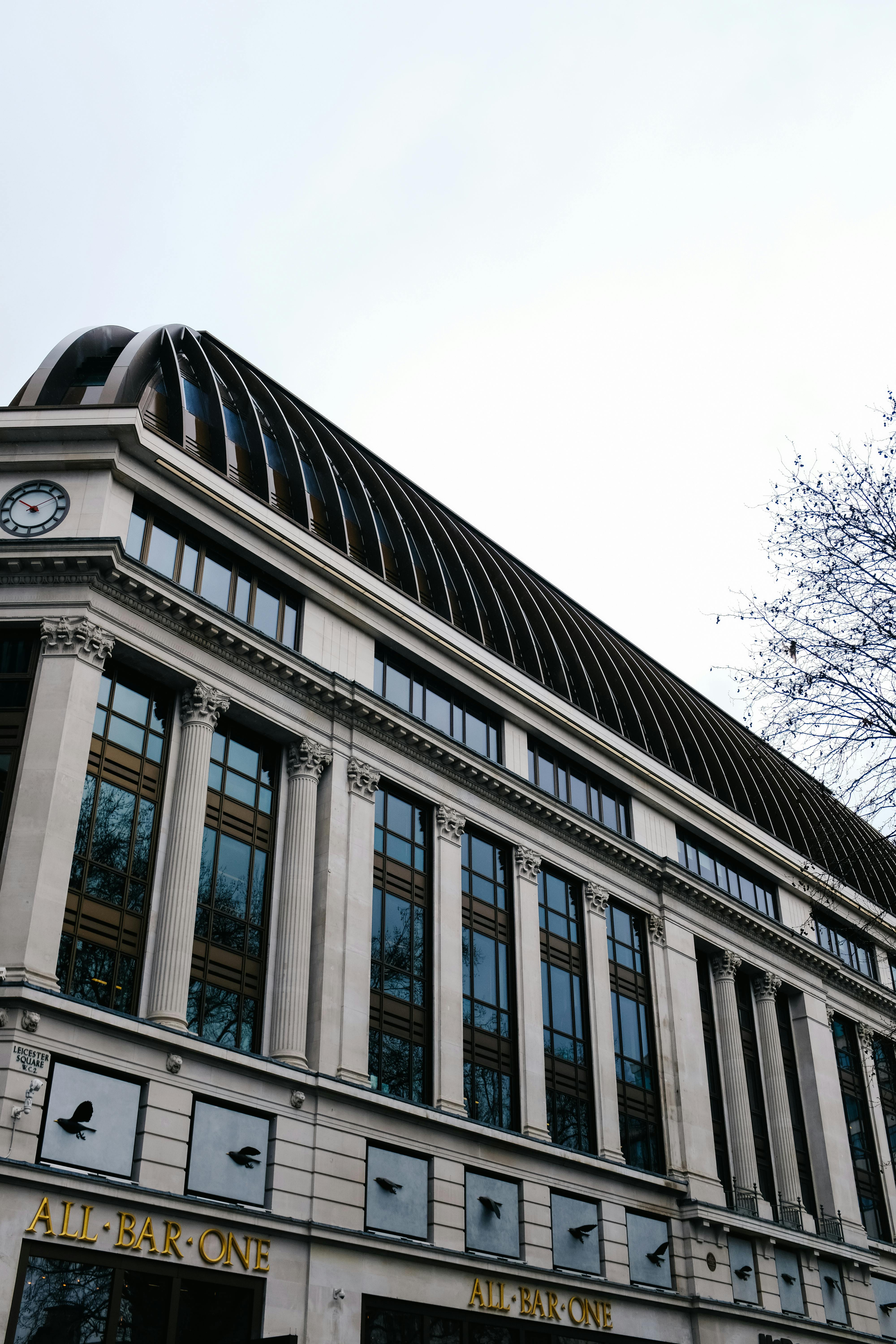 Building in Town · Free Stock Photo