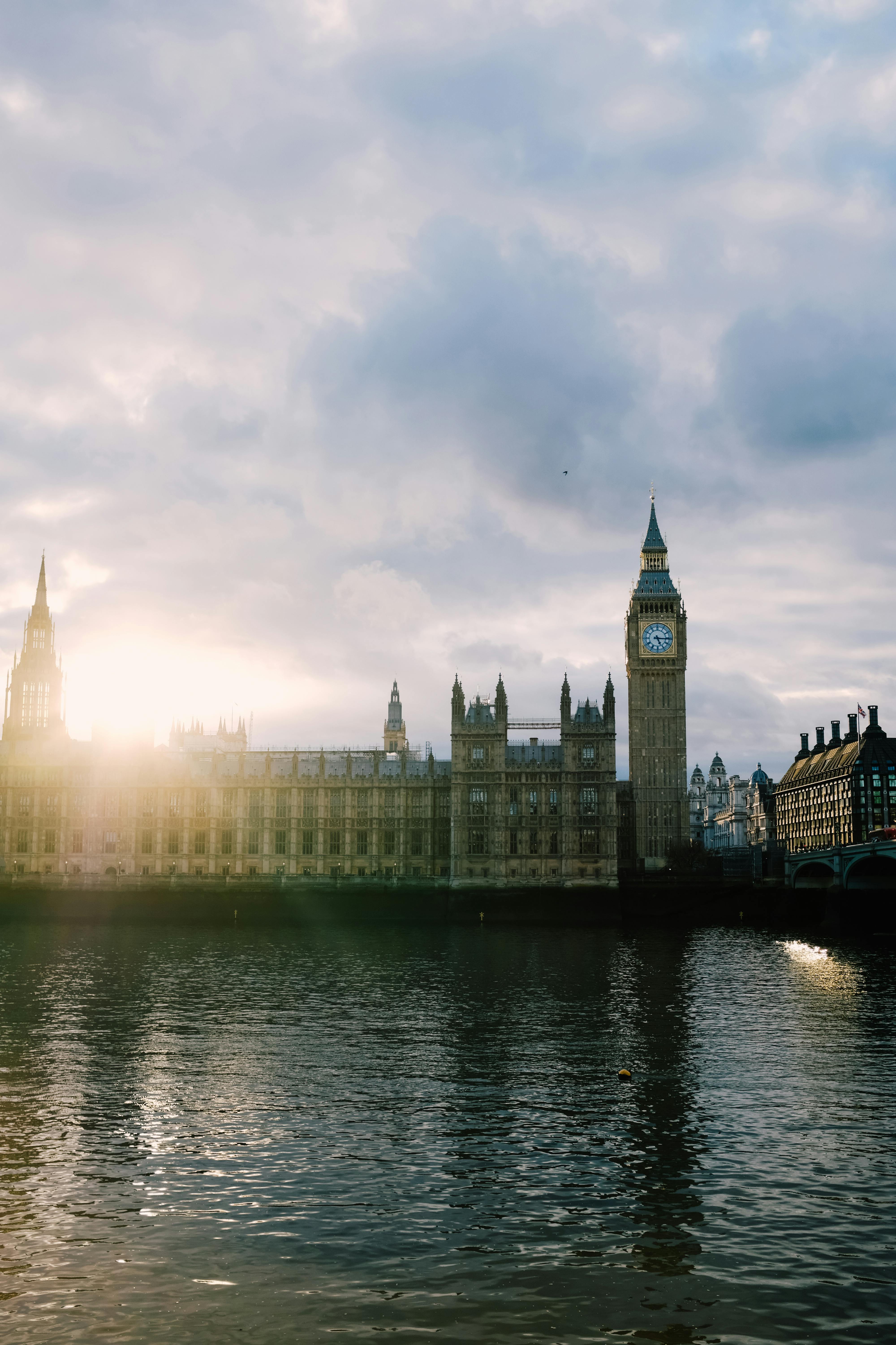 Puesta De Sol Sobre El Big Ben Y El Río Támesis · Foto de stock gratuita