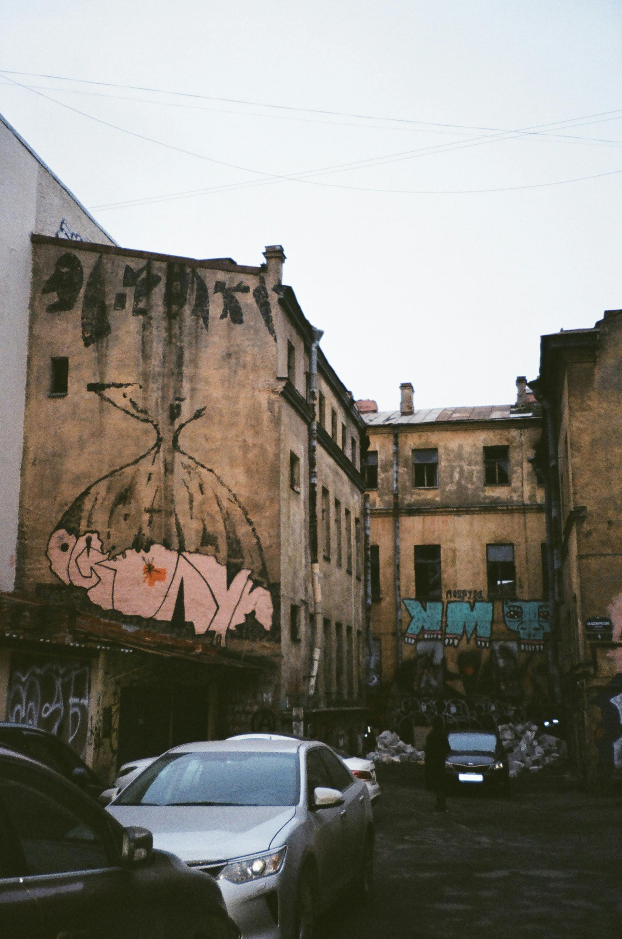 White Shed With Wall Art and Graffiti · Free Stock Photo