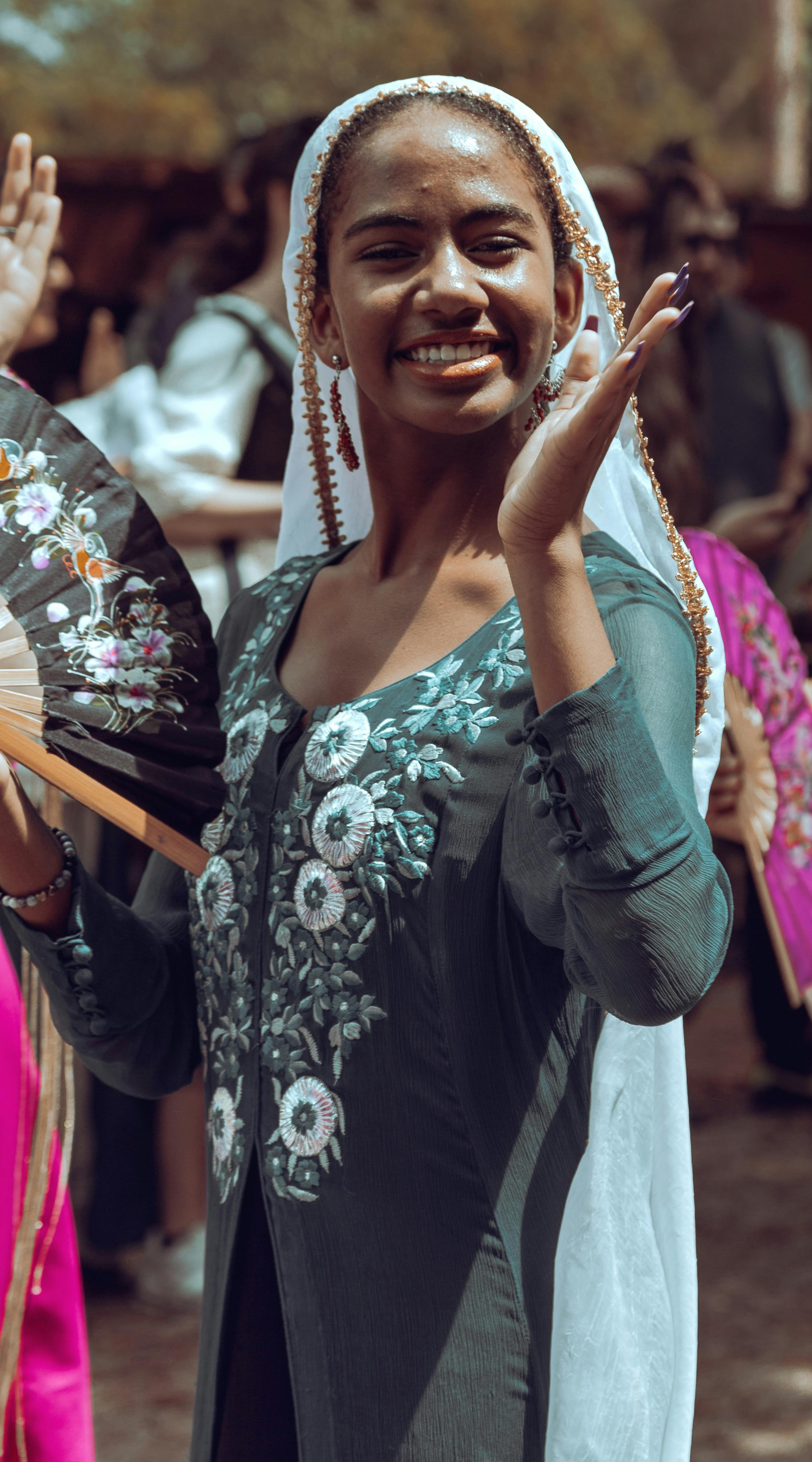 Foto de stock gratuita sobre abanico de tela, arboles, bonita, césped, elegante, feliz, glamour ...