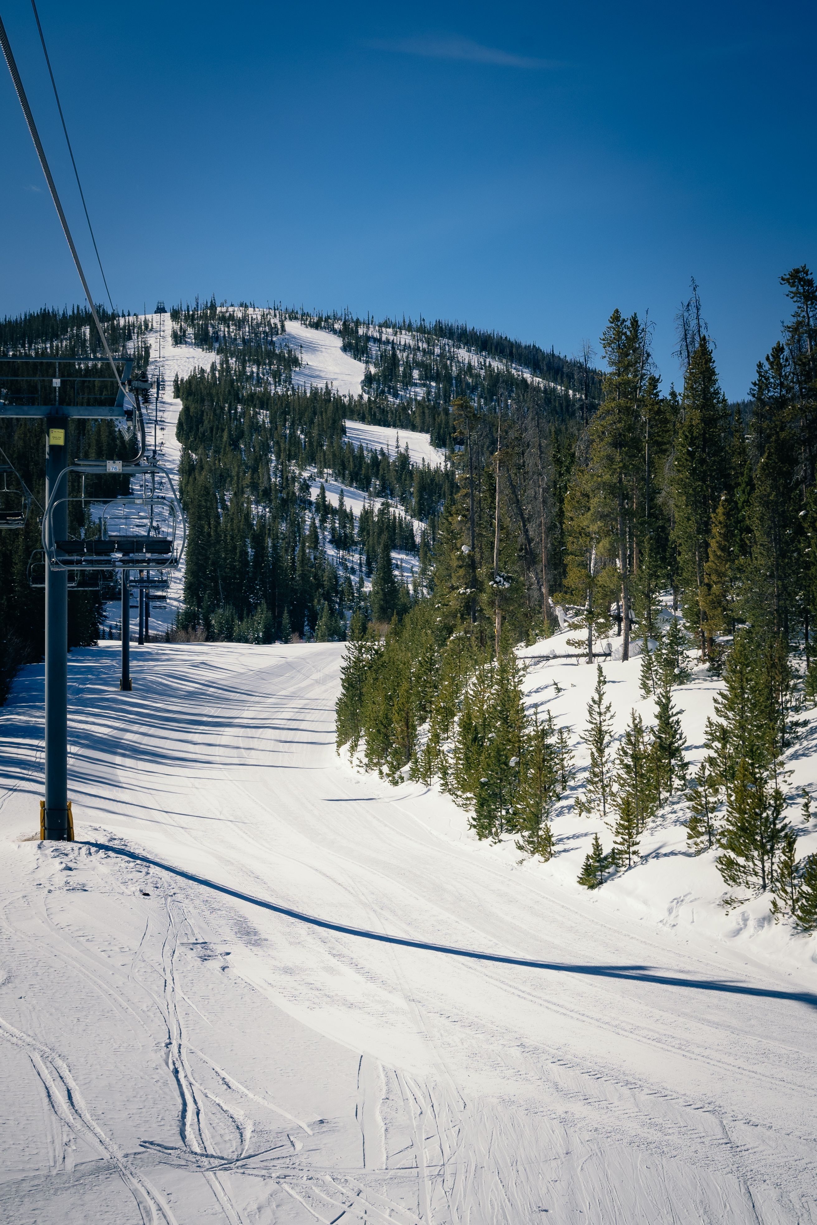 Tranquil Snow-Covered Ski Slope in Winter Sunshine · Free Stock Photo