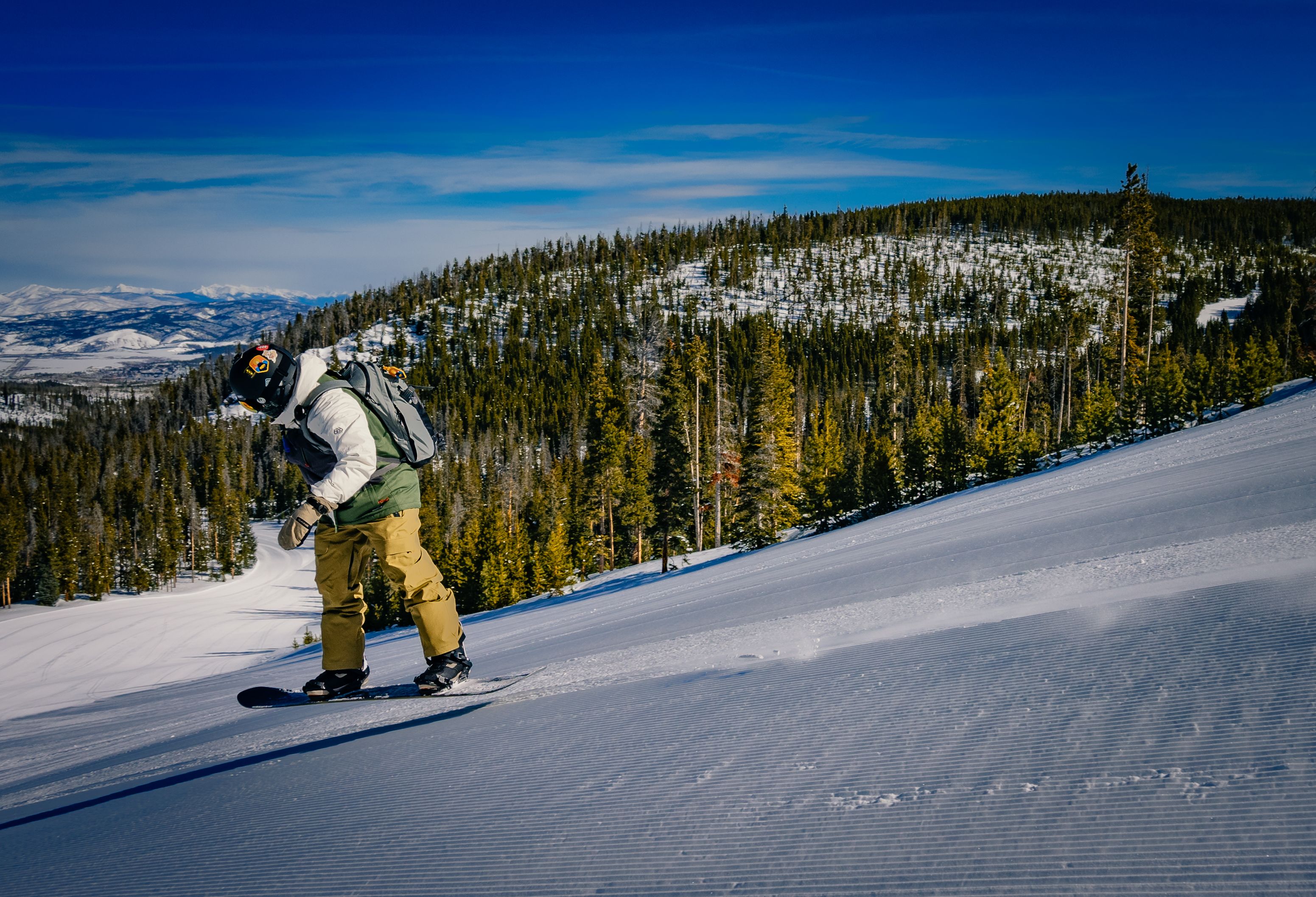 Un Snowboardeur Descend Une Pente Enneigée Et Immaculée · Photo gratuite