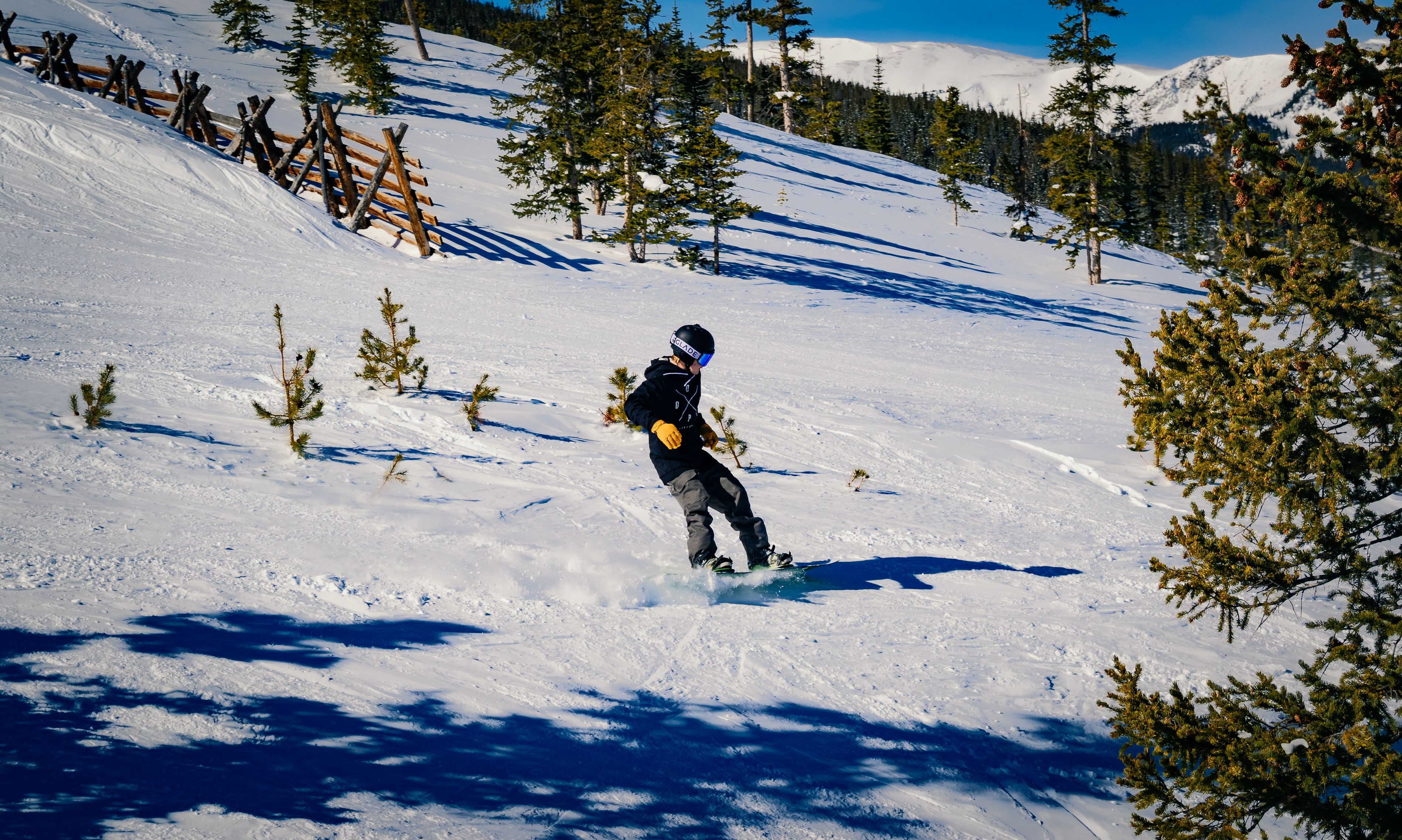 Snowboarder Descends Scenic Snowy Slope · Free Stock Photo