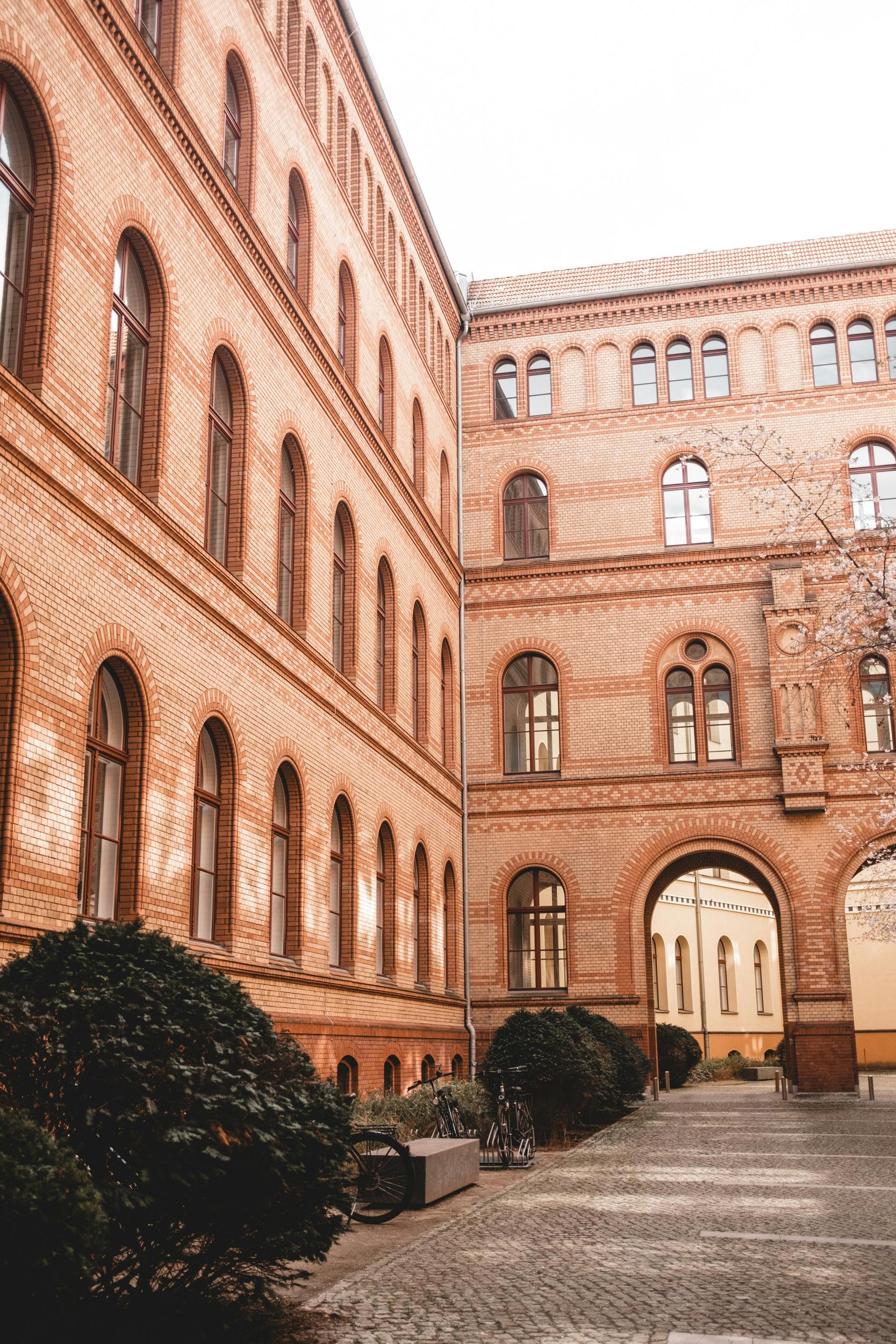 Brick building · Free Stock Photo