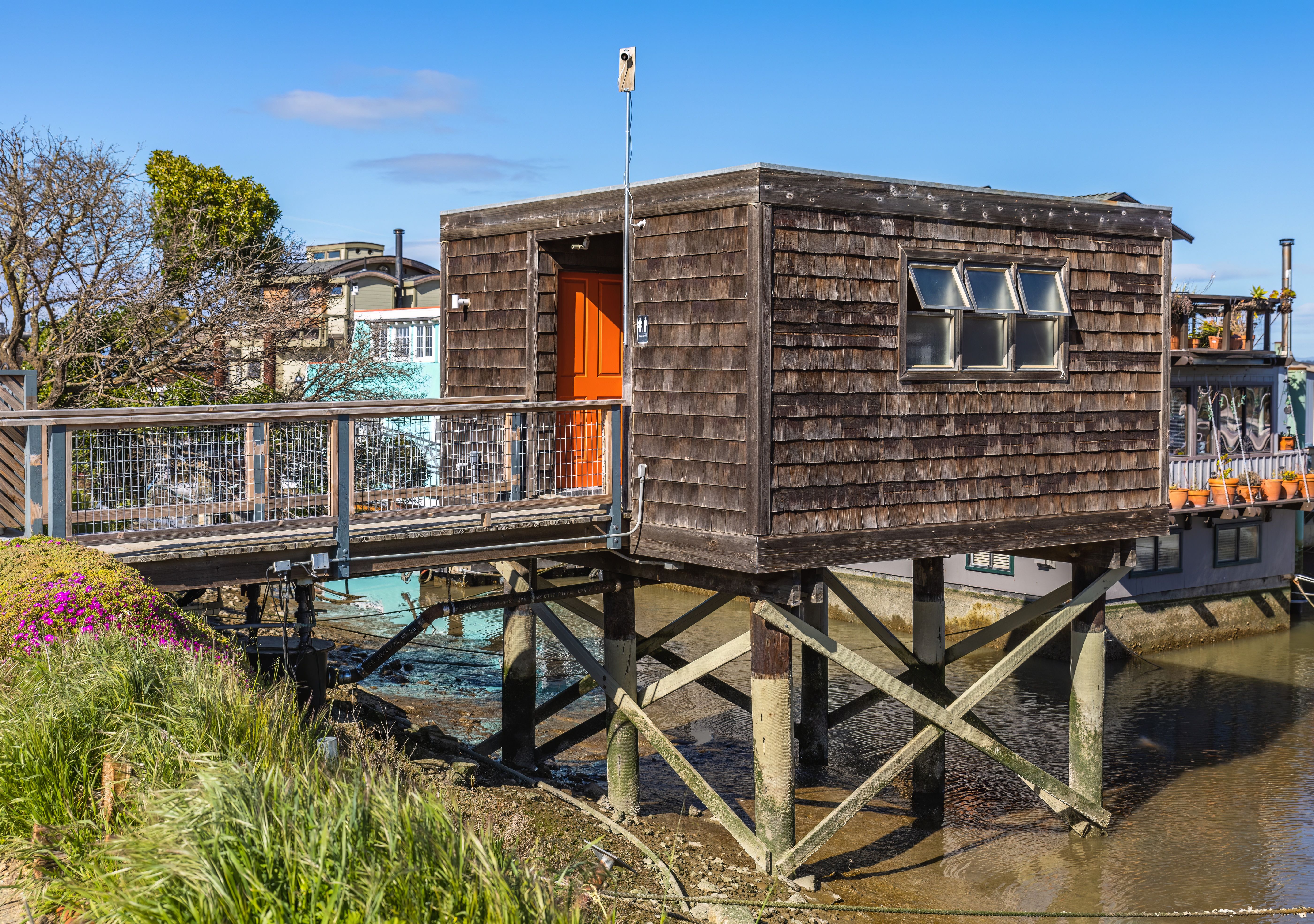Cabin on the River · Free Stock Photo