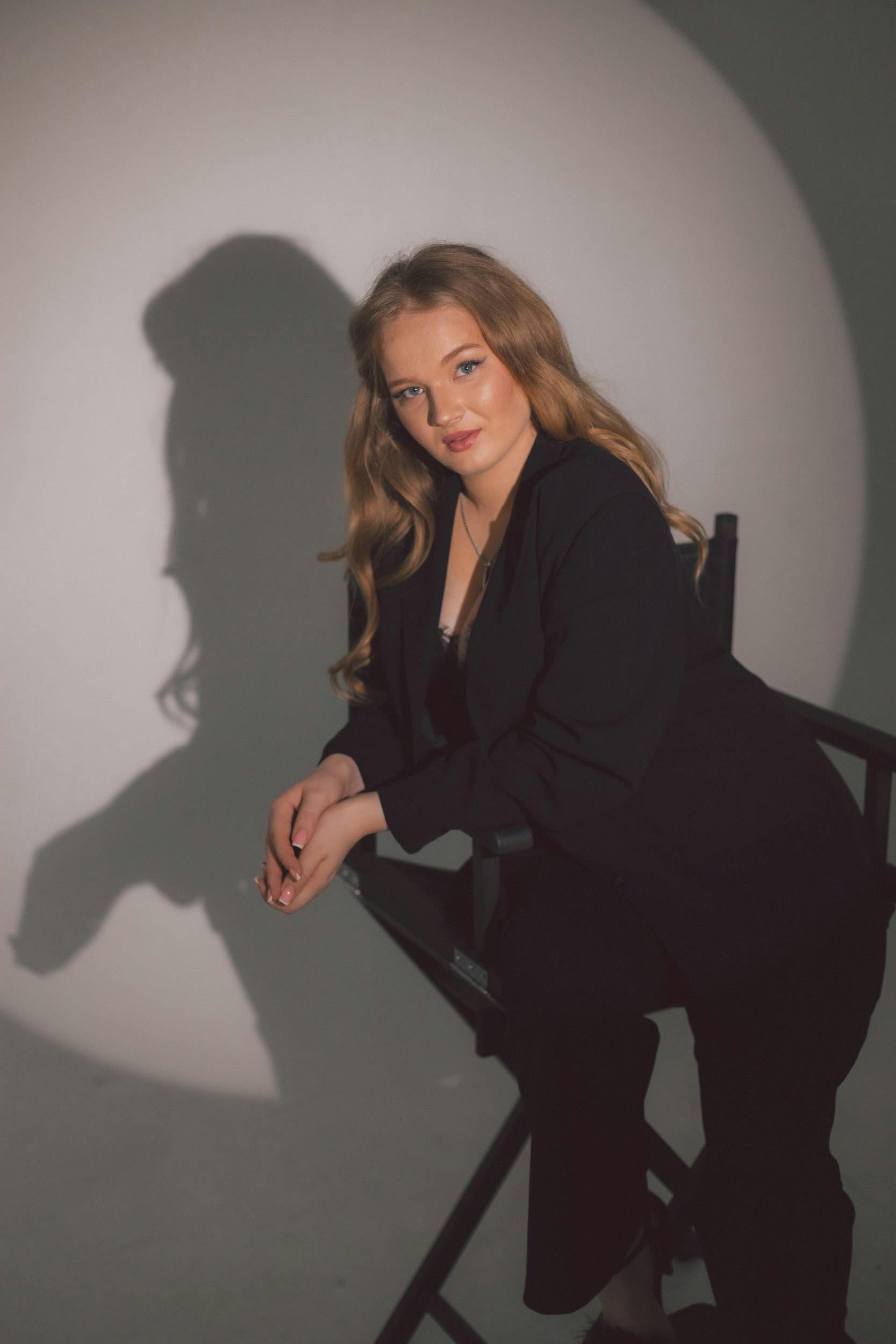 Women With Light Background Photos, Download The BEST Free Women With ...