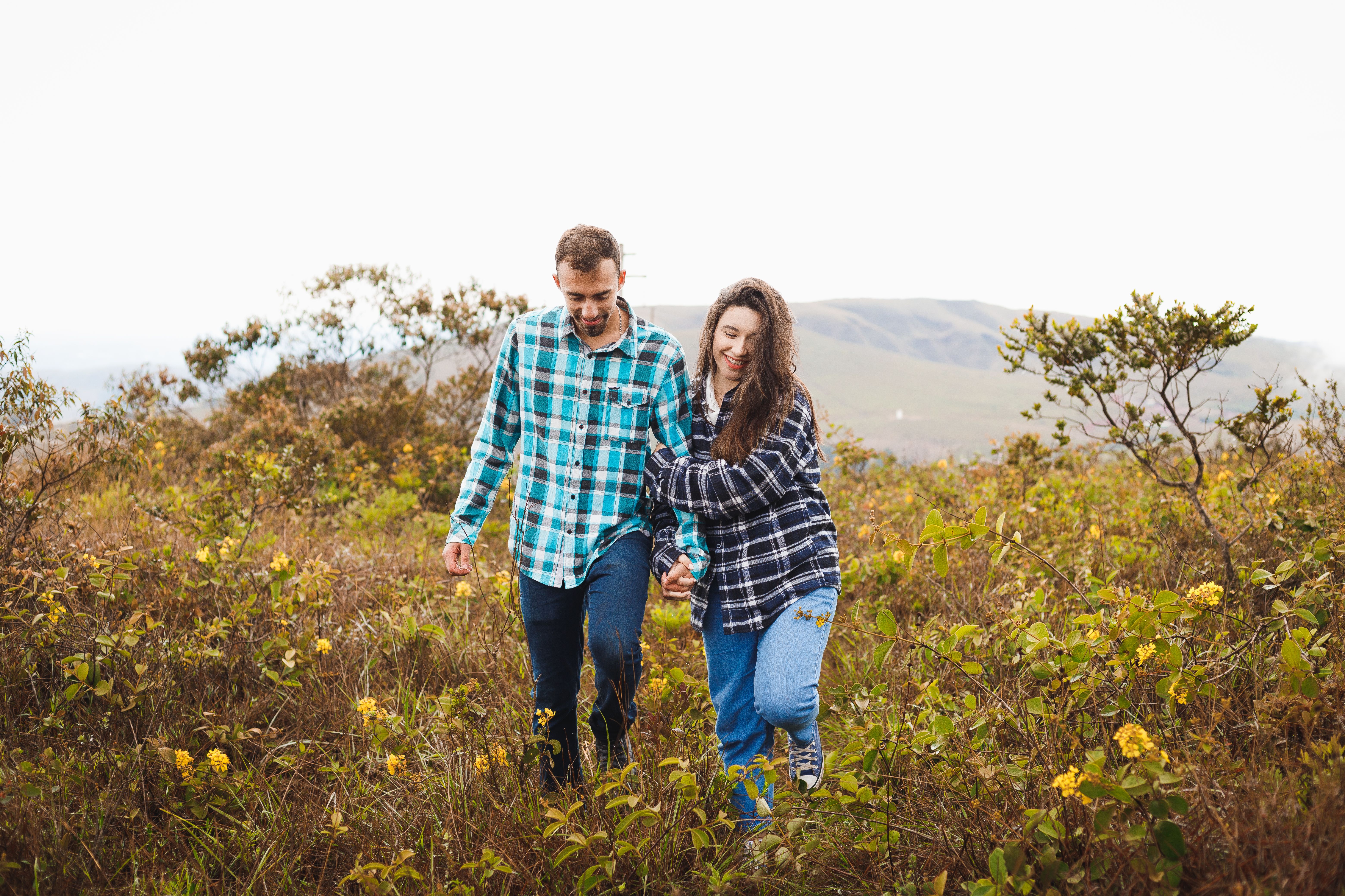 Pareja Disfrutando De Un Paseo Por La Naturaleza En Campo Abierto ...