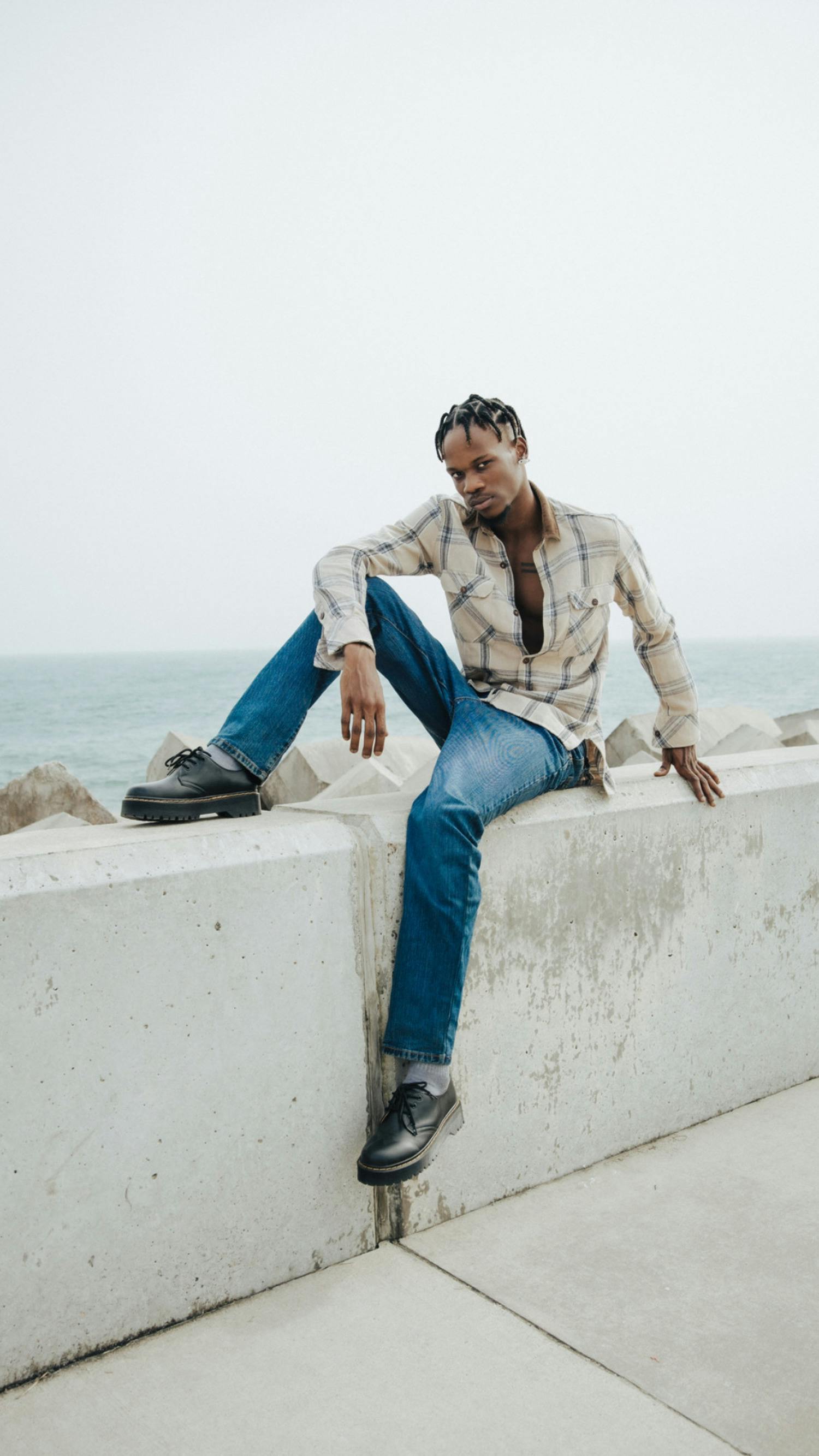 Man Sitting On Wall Photos, Download The BEST Free Man Sitting On Wall ...