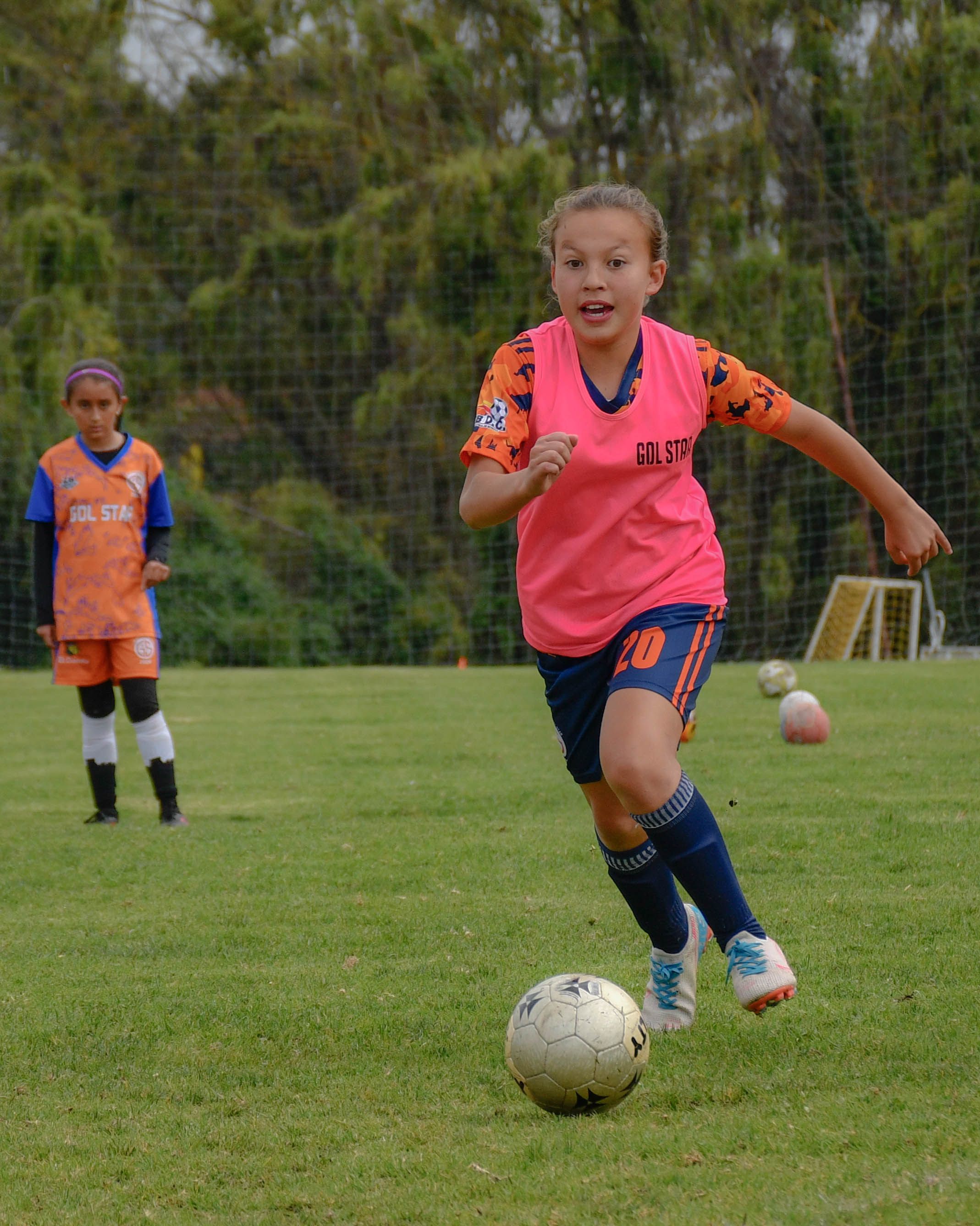 Photo gratuite de adolescent, allumette, balle, course, foot, herbe ...