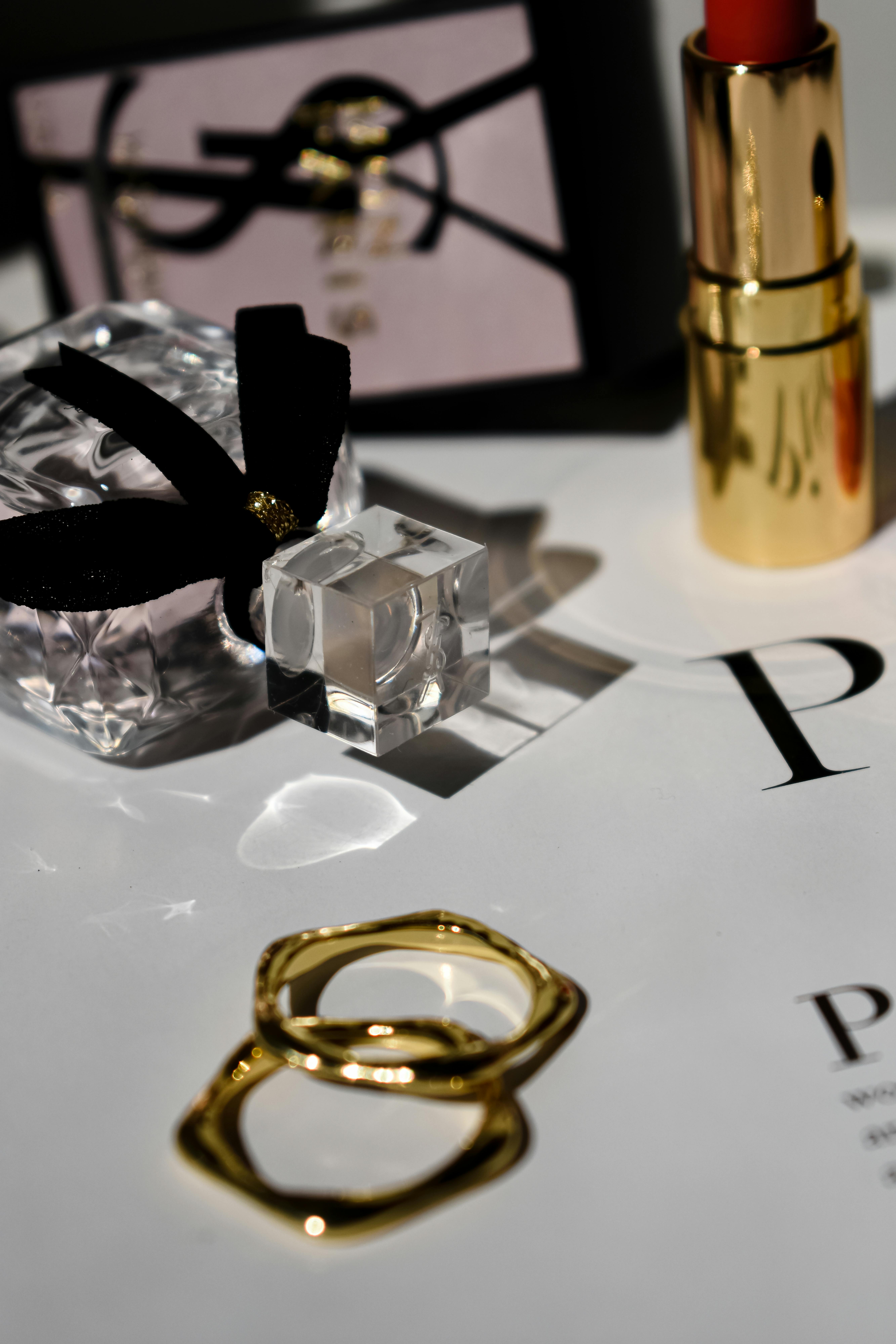 Foto de stock gratuita sobre anillos, cinta, dorado, fondo blanco ...