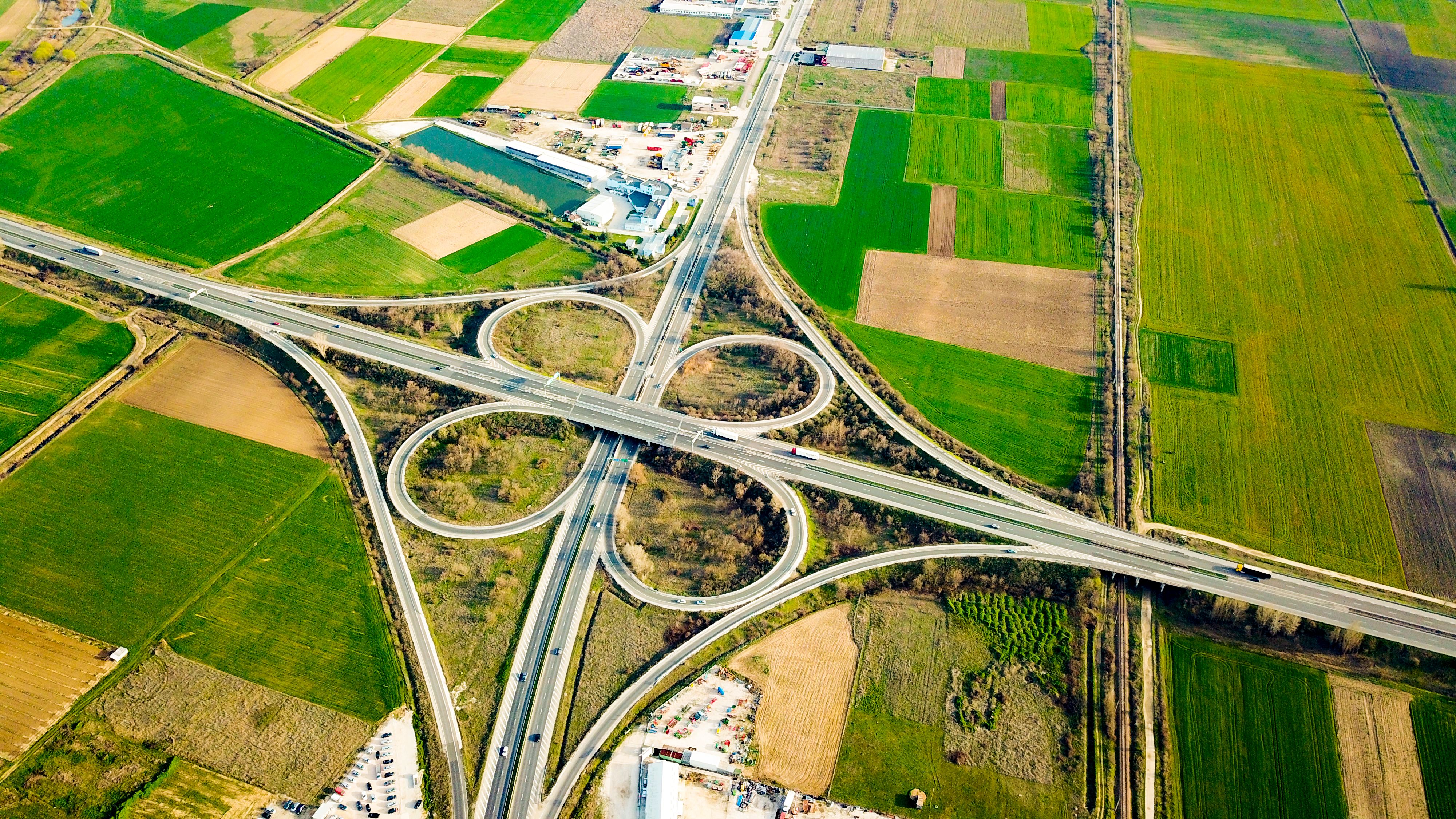 An aerial view of a highway with a large building in the middle · Free ...