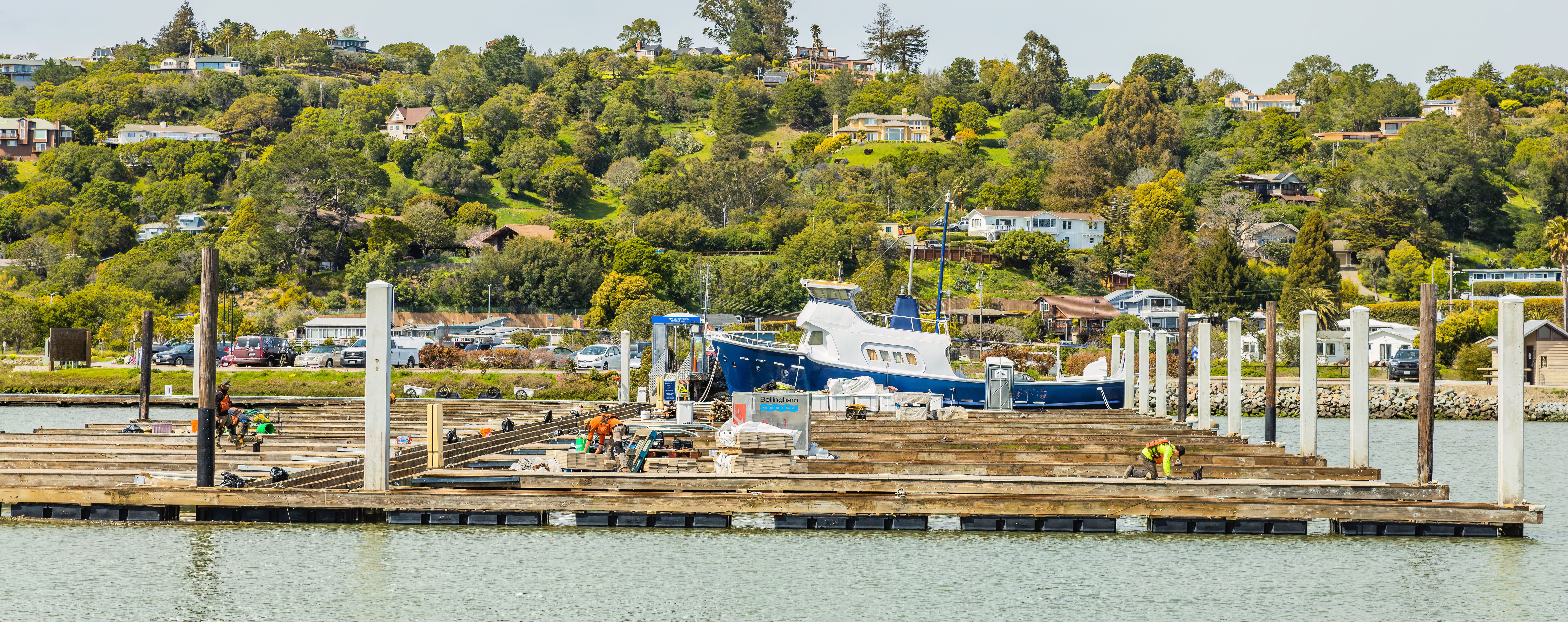 A Boat on a Pier at the Resort · Free Stock Photo
