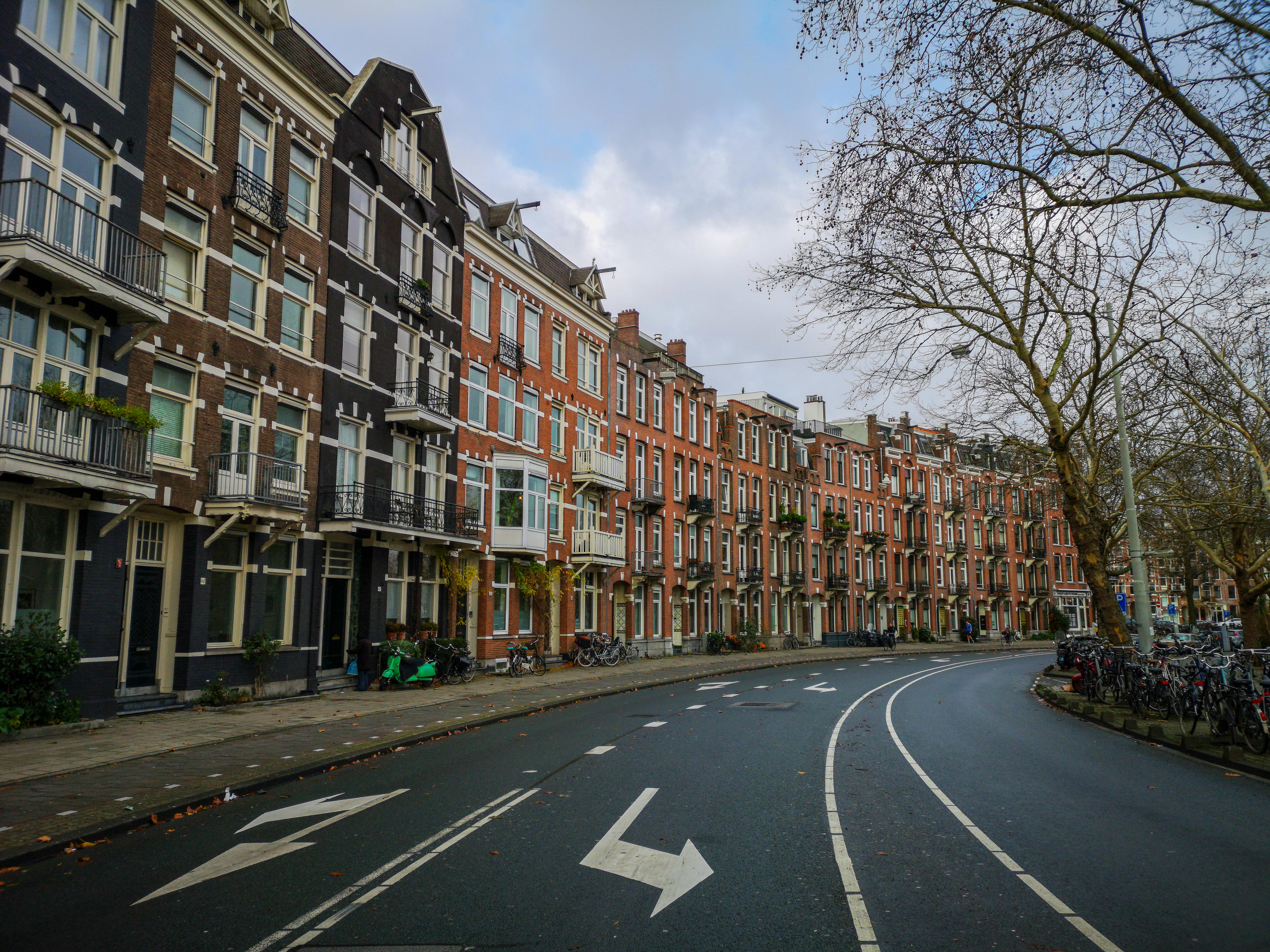 Terraced Houses near Street in City · Free Stock Photo