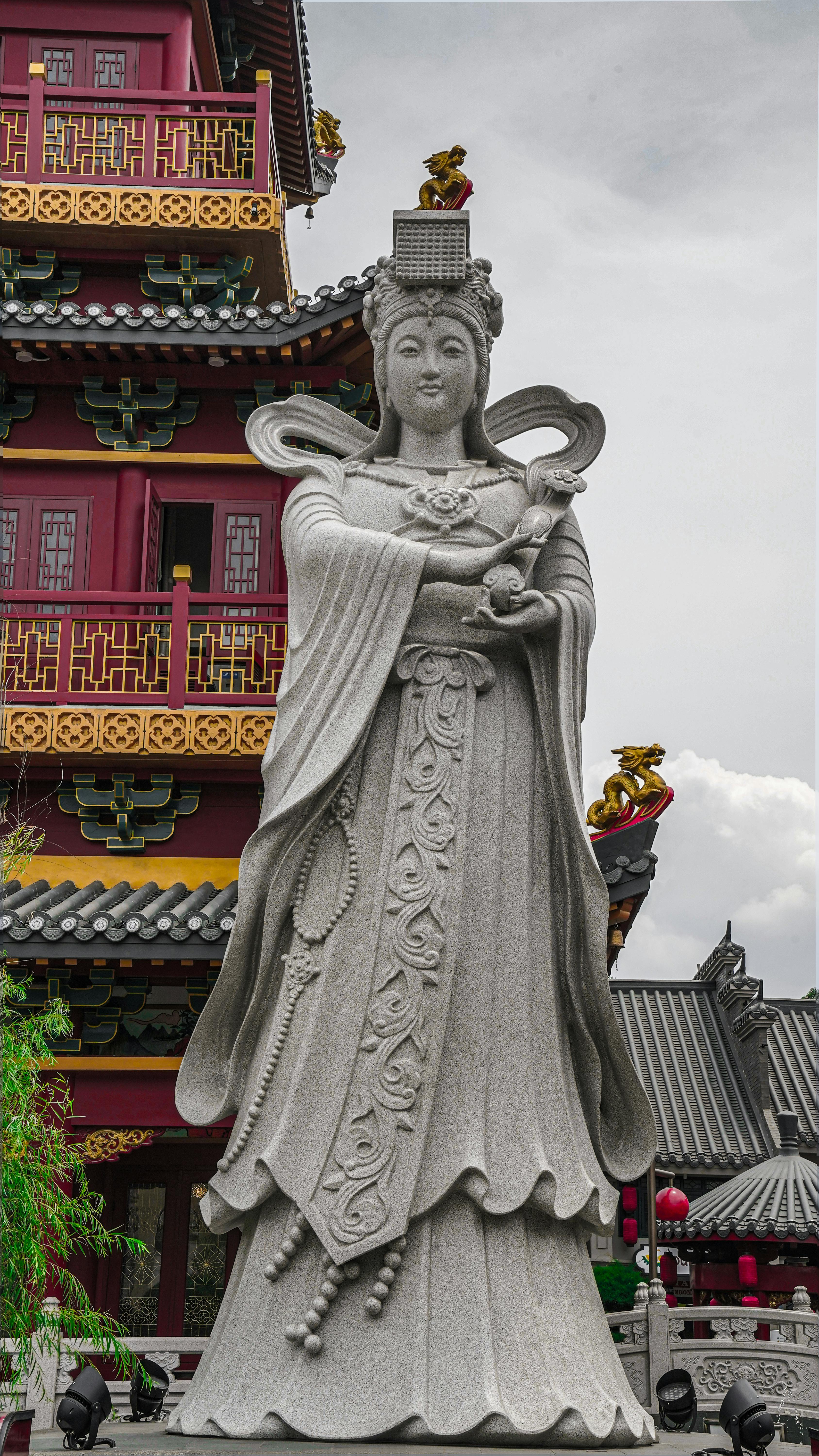 Statues of Eastern Gods and Elephant · Free Stock Photo