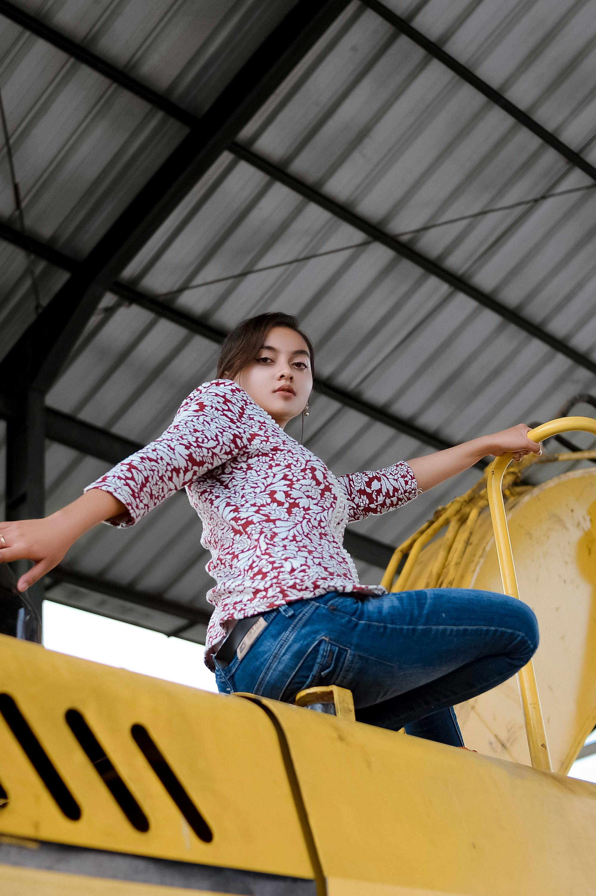 Low Angle Of Woman Photos, Download The BEST Free Low Angle Of Woman ...