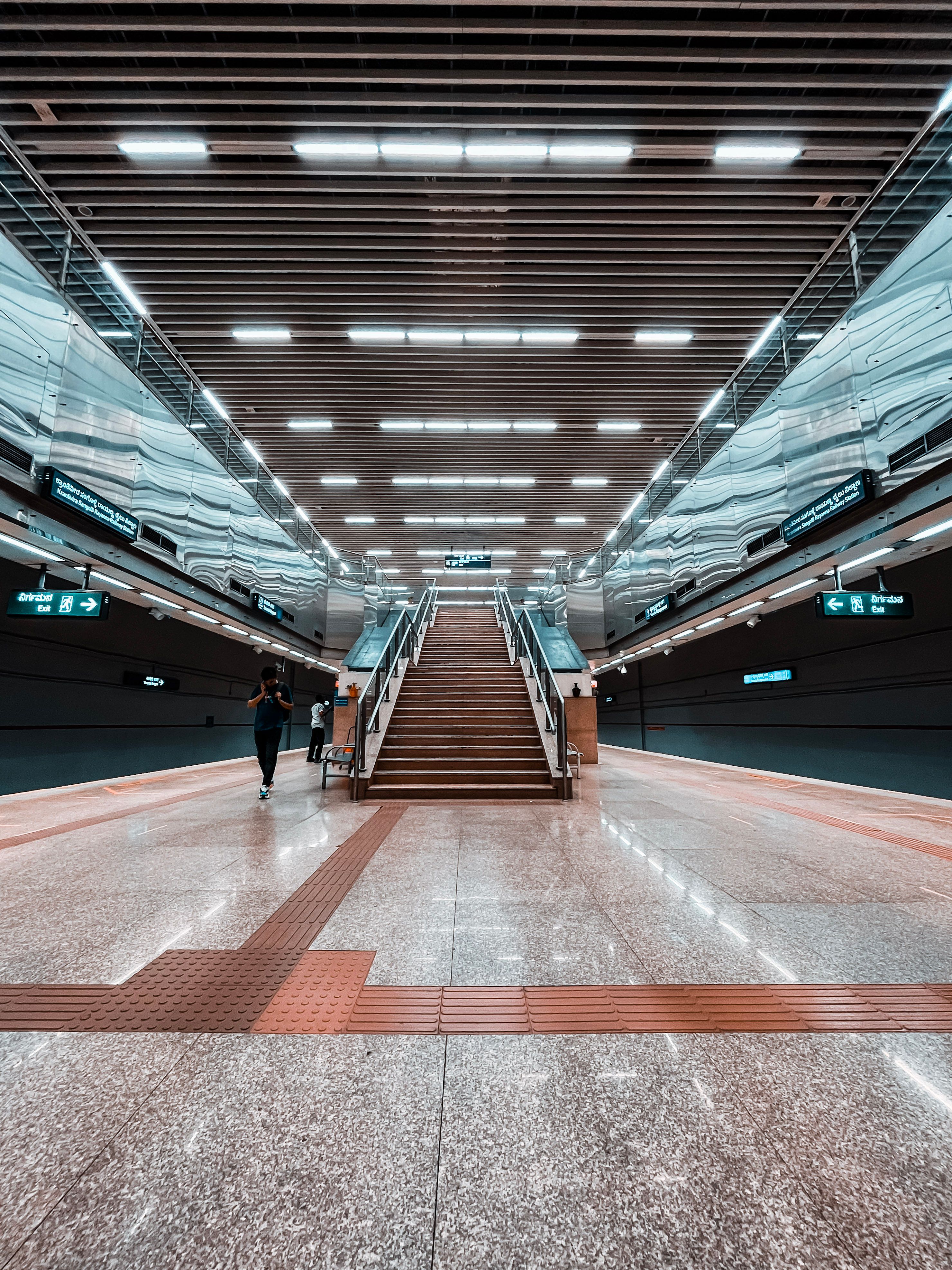 Foto de stock gratuita sobre adentro, aeropuerto, andén de metro ...