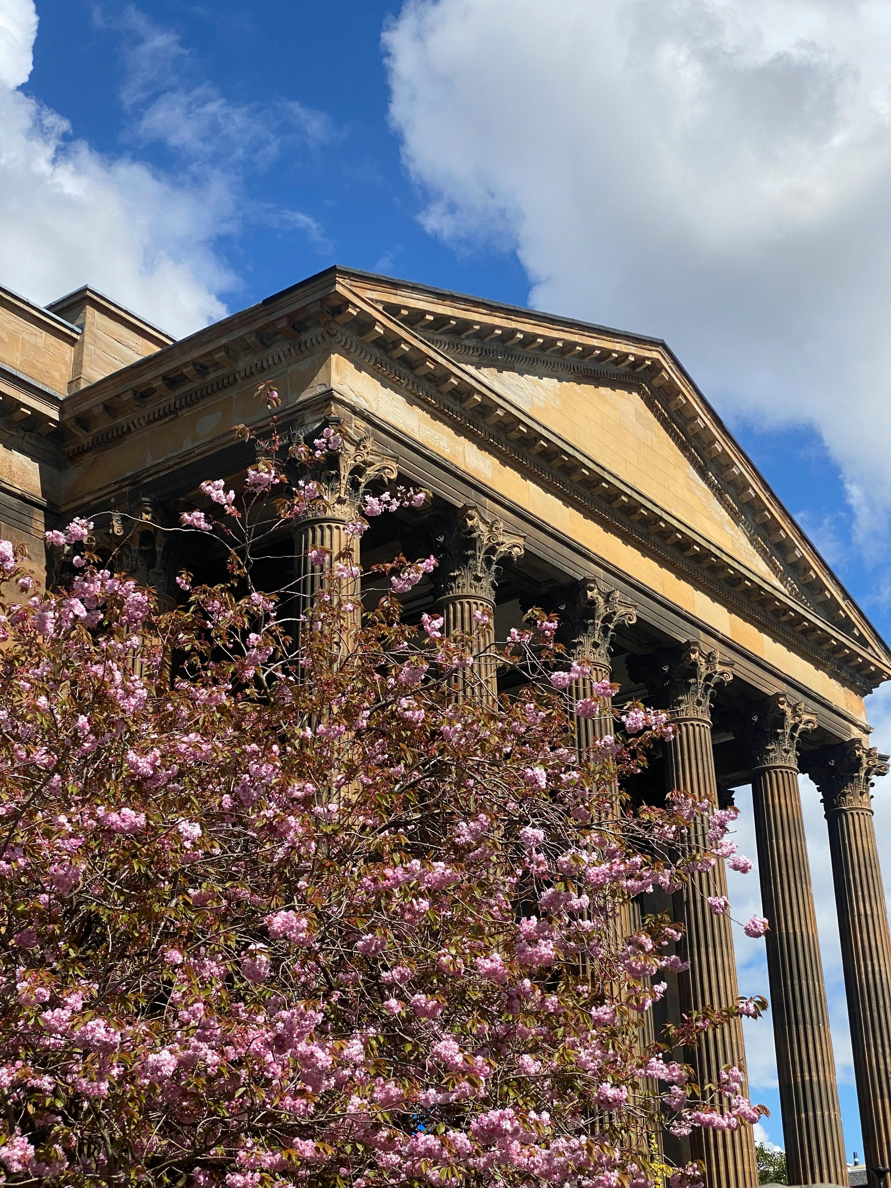 Building with Columns · Free Stock Photo