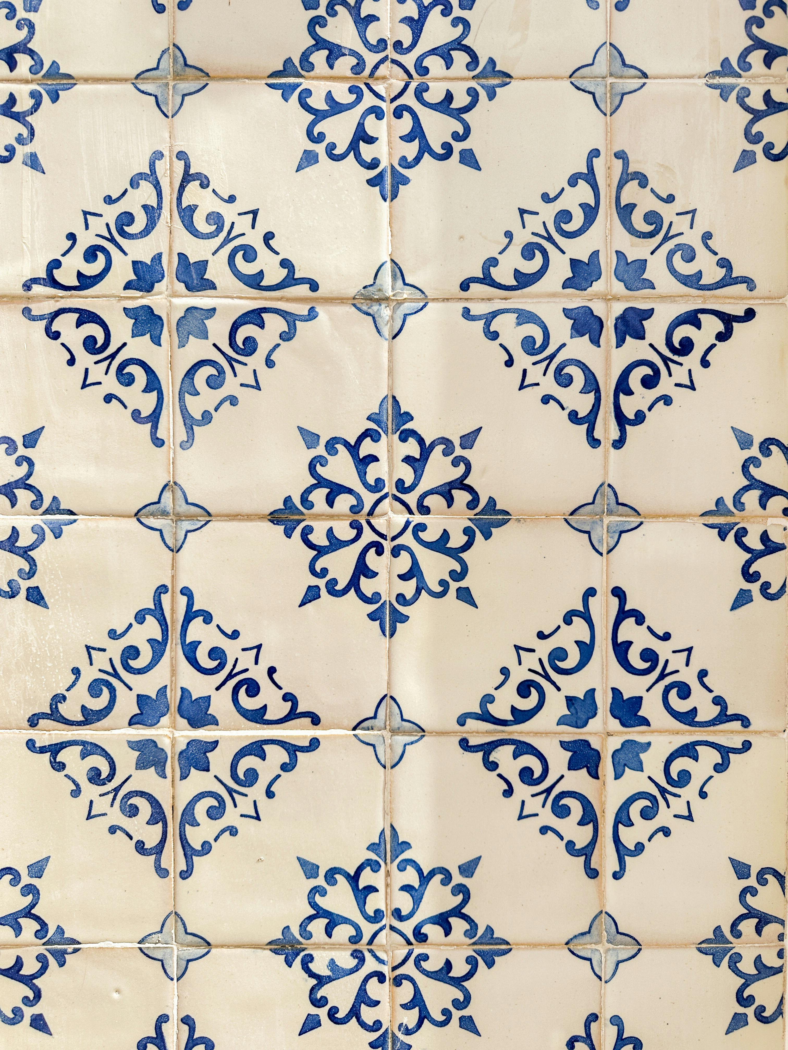 A blue and white tile with blue and white designs · Free Stock Photo
