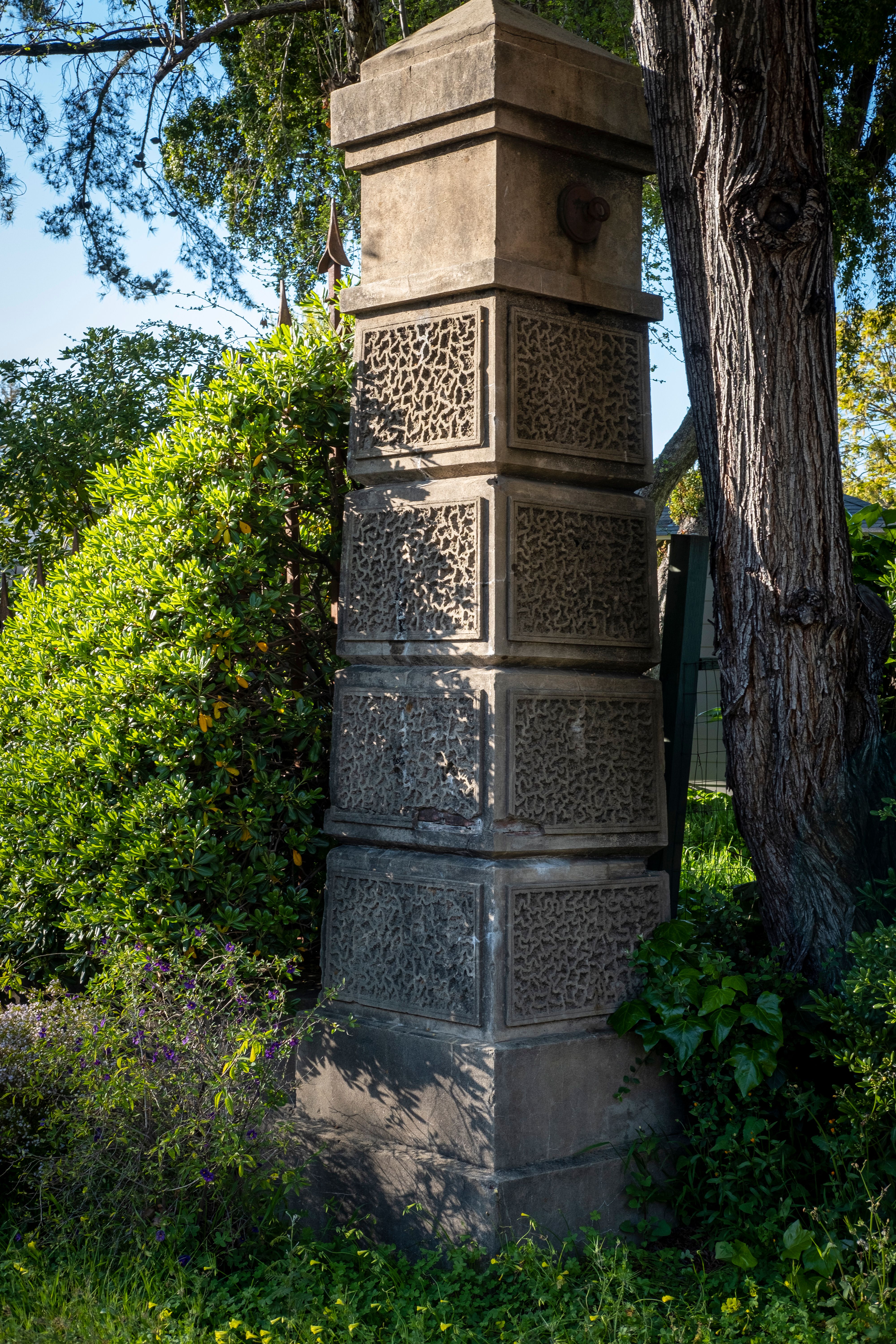 Building with Columns in Park · Free Stock Photo