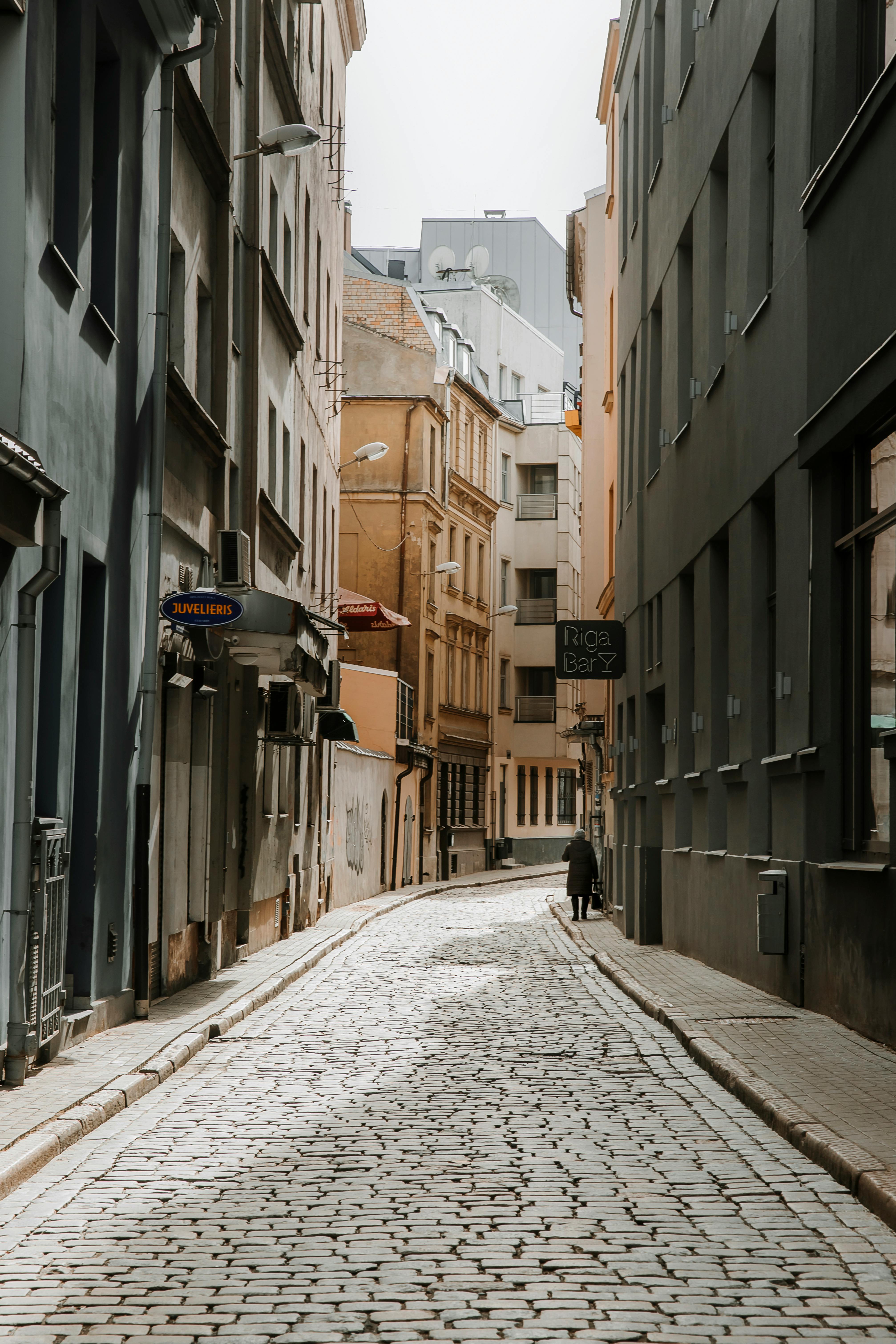 Narrow Cobblestone Street · Free Stock Photo