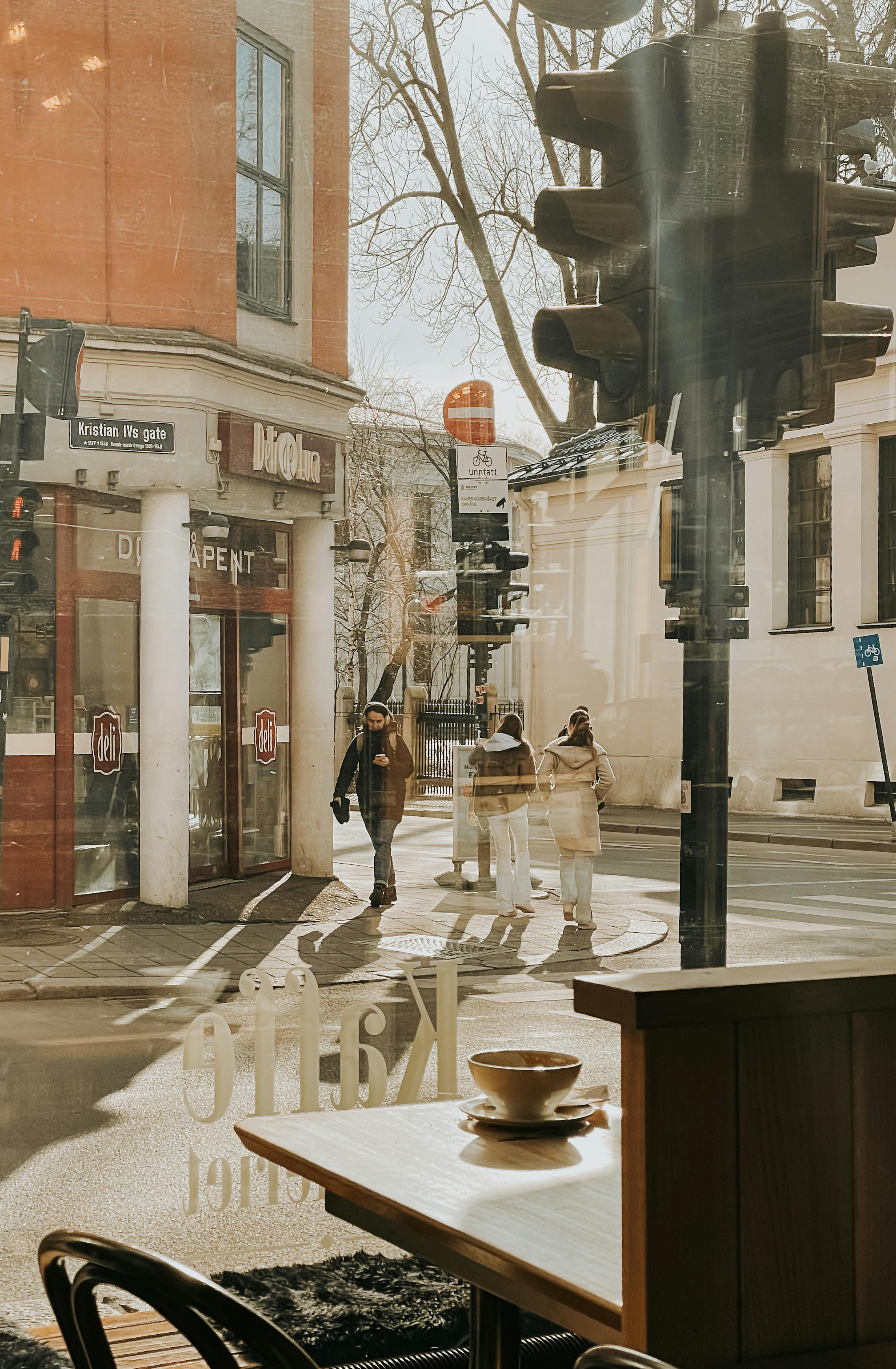 Building on Street Corner · Free Stock Photo