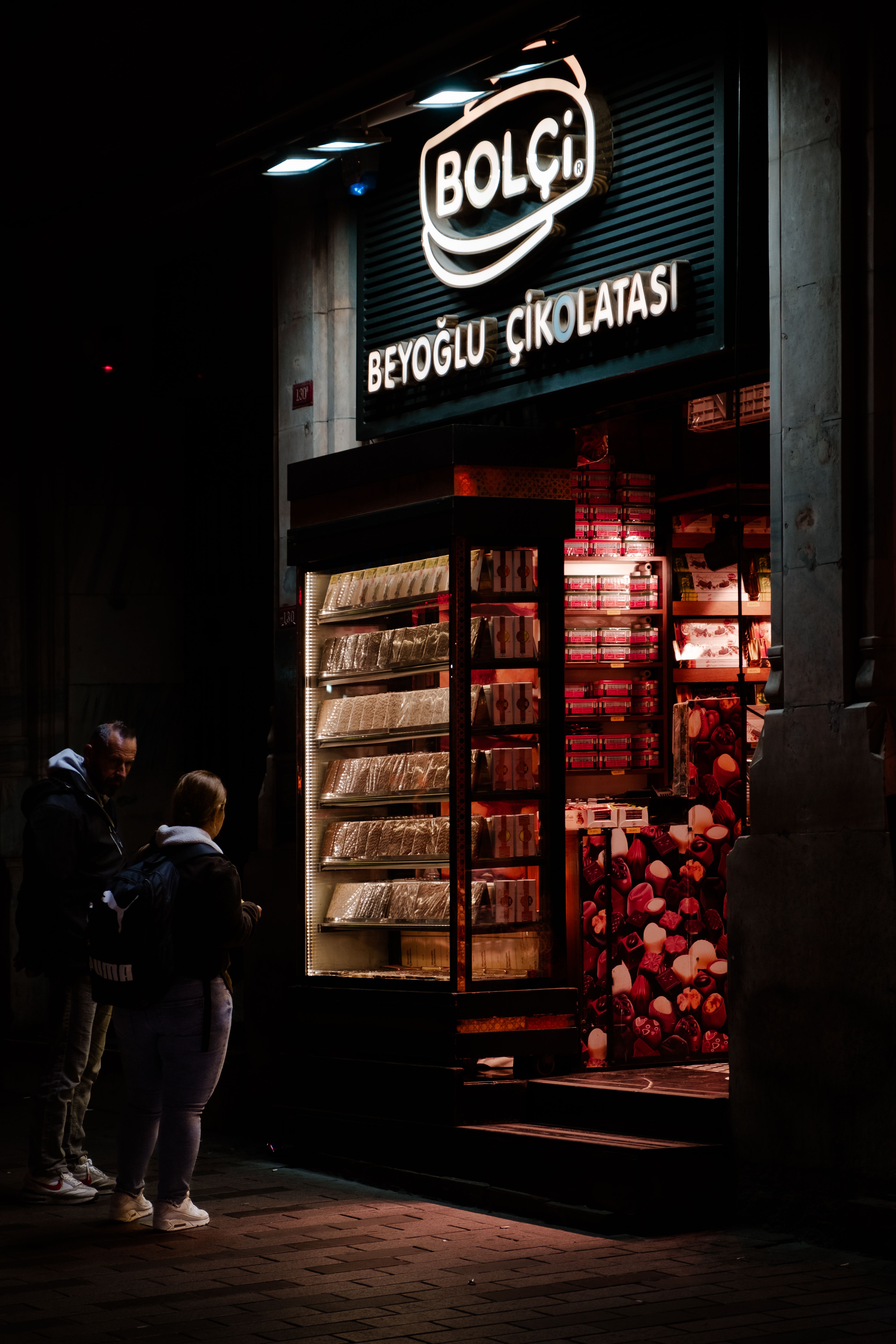 People in front of the Bar at Night · Free Stock Photo
