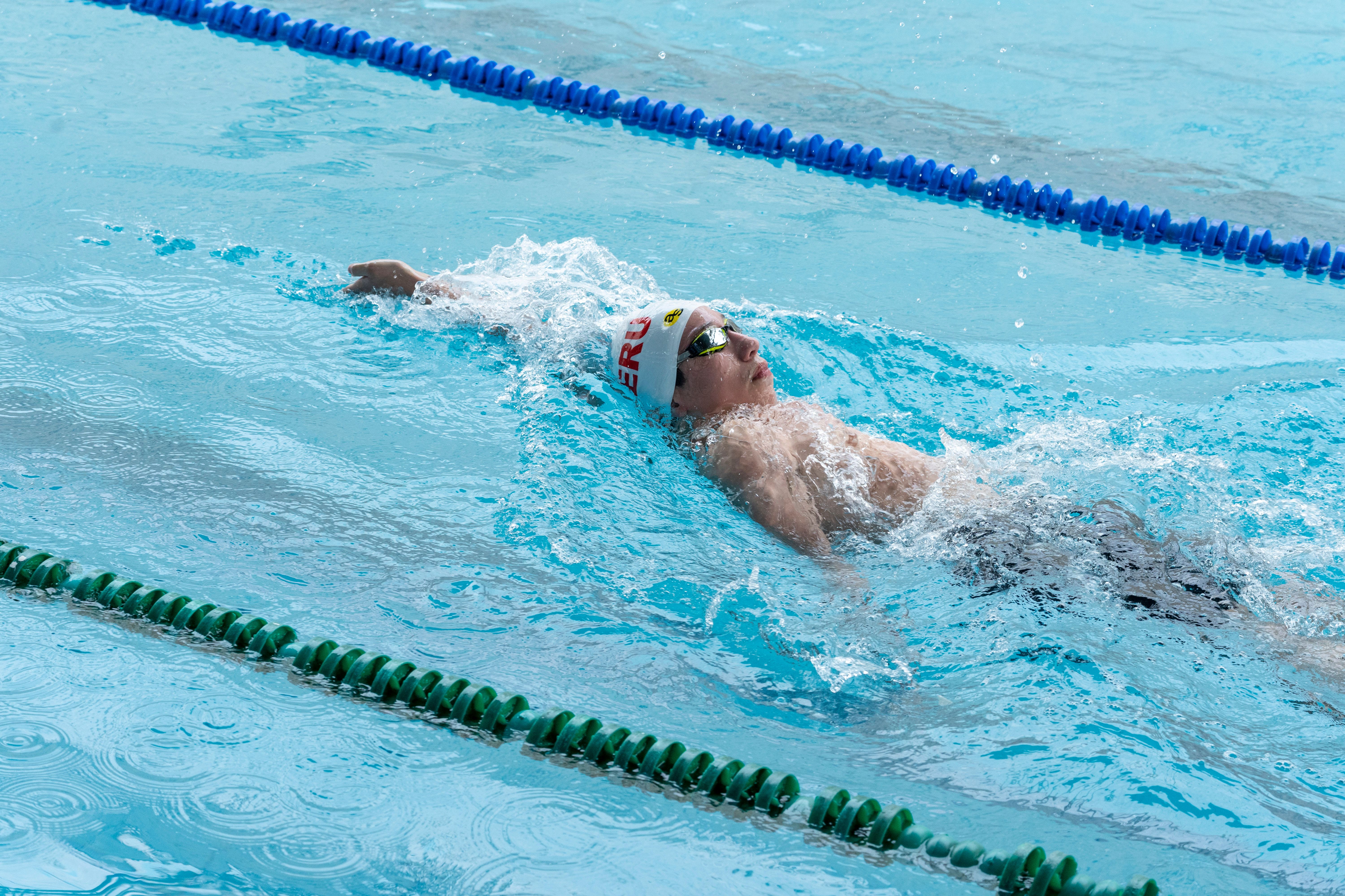 A swimmer is swimming in a pool · Free Stock Photo