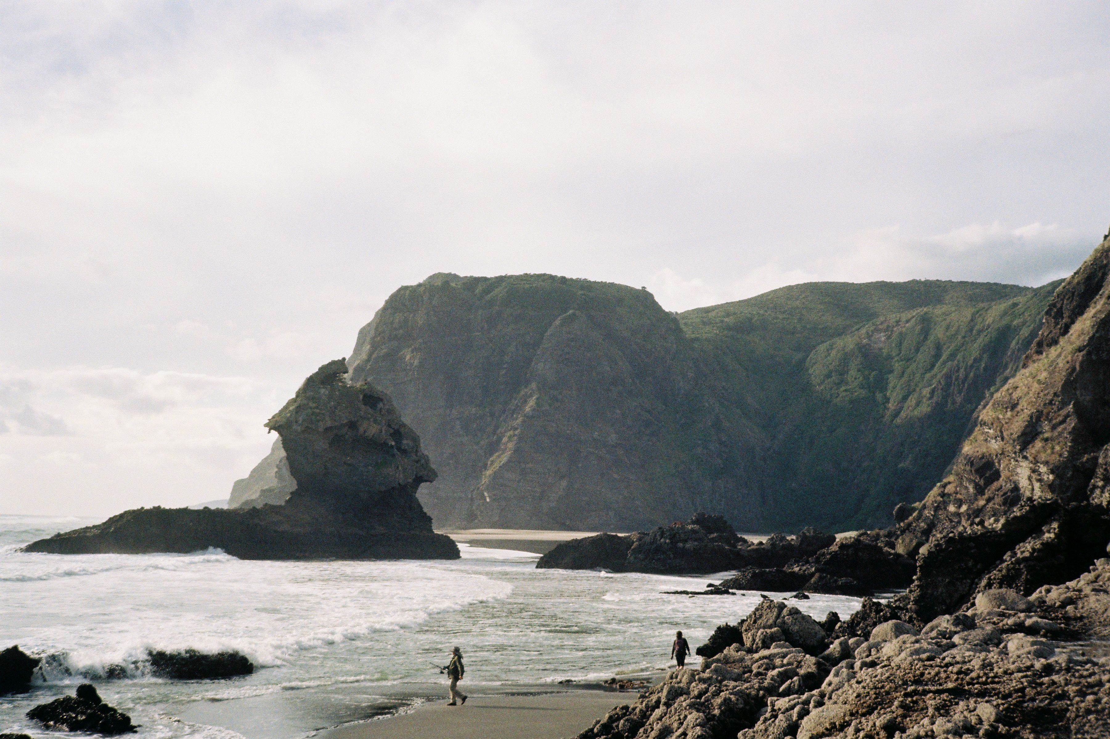 Sea and Cliff · Free Stock Photo
