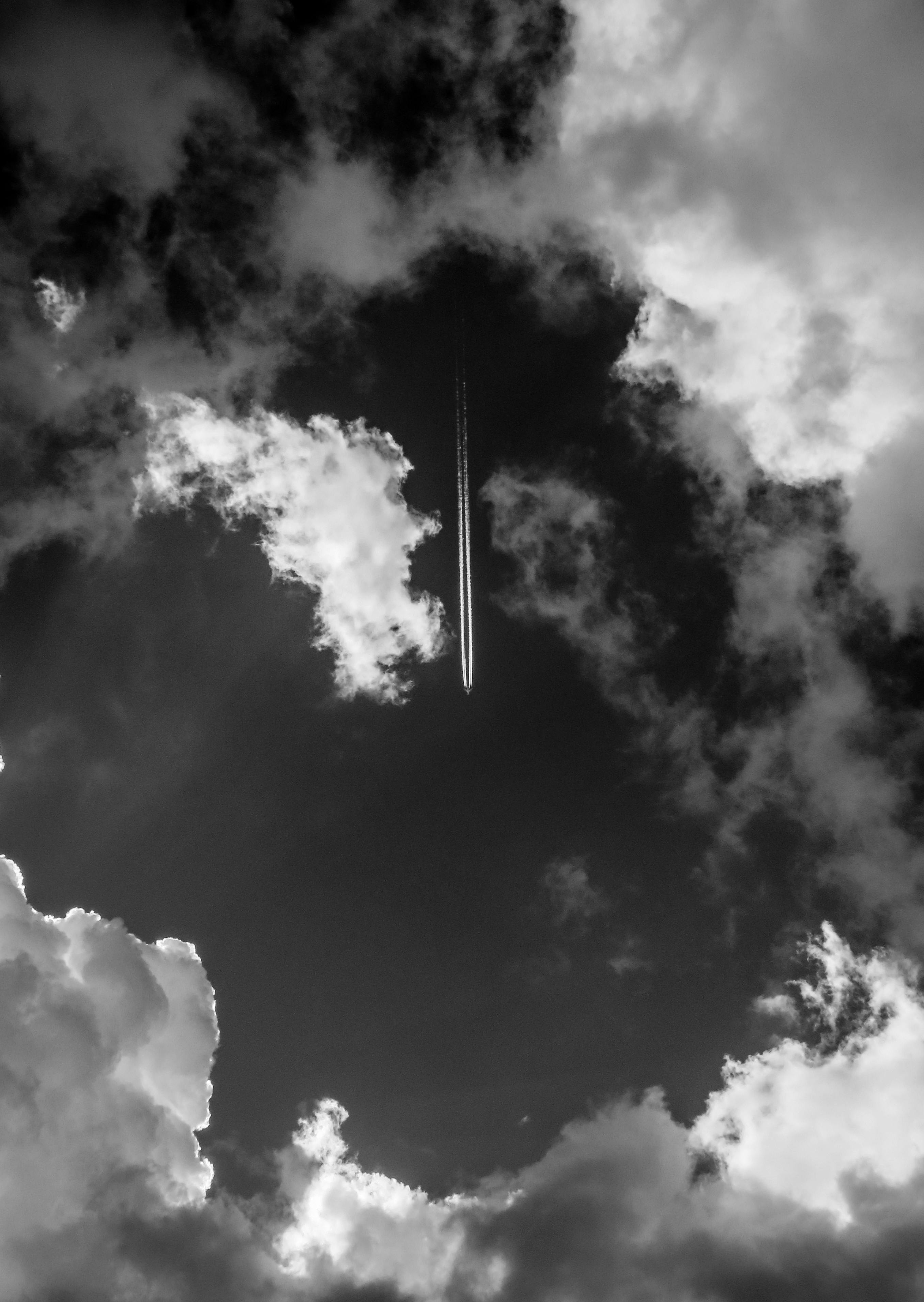 Contrail on Sky in Black and White · Free Stock Photo