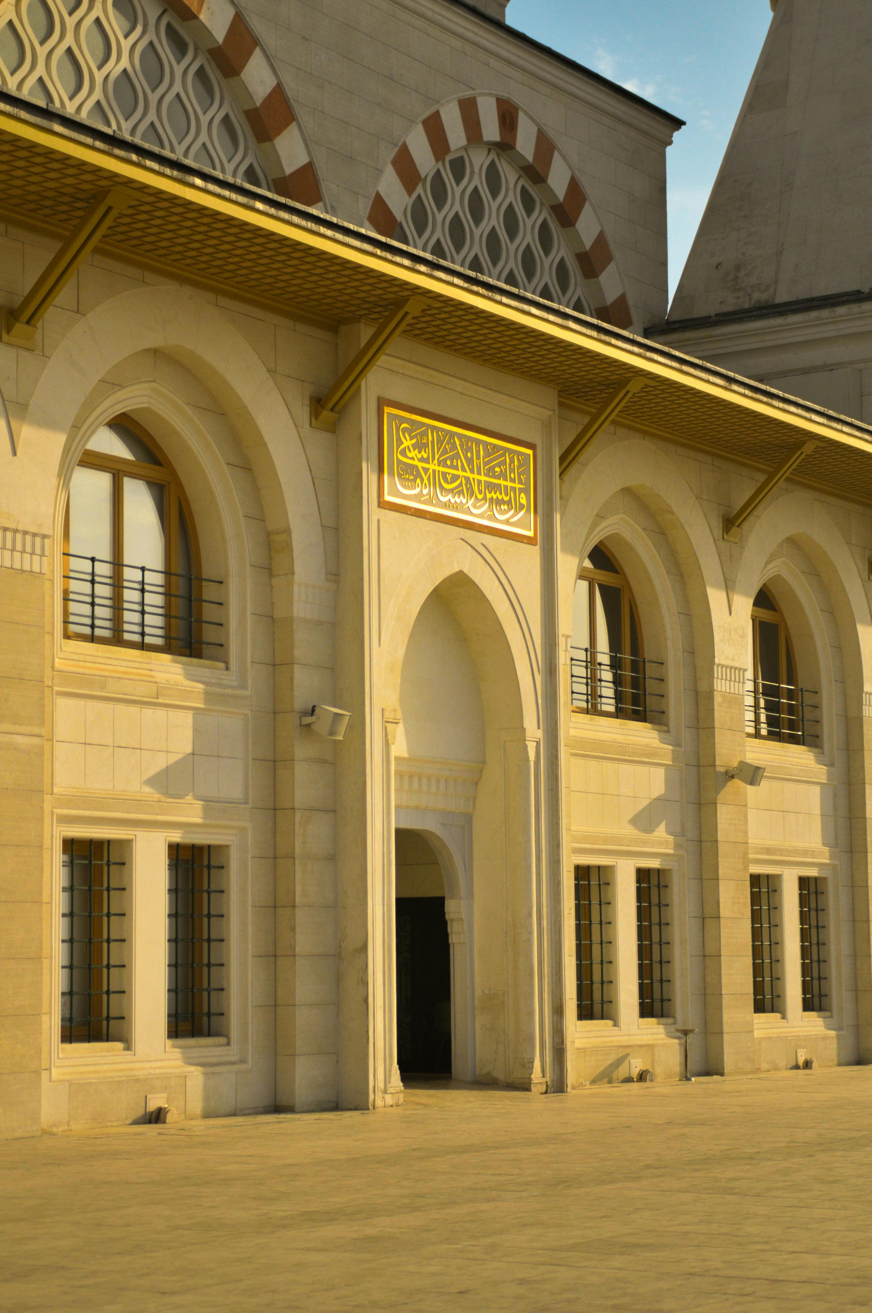 Arabic Letter on Wall · Free Stock Photo