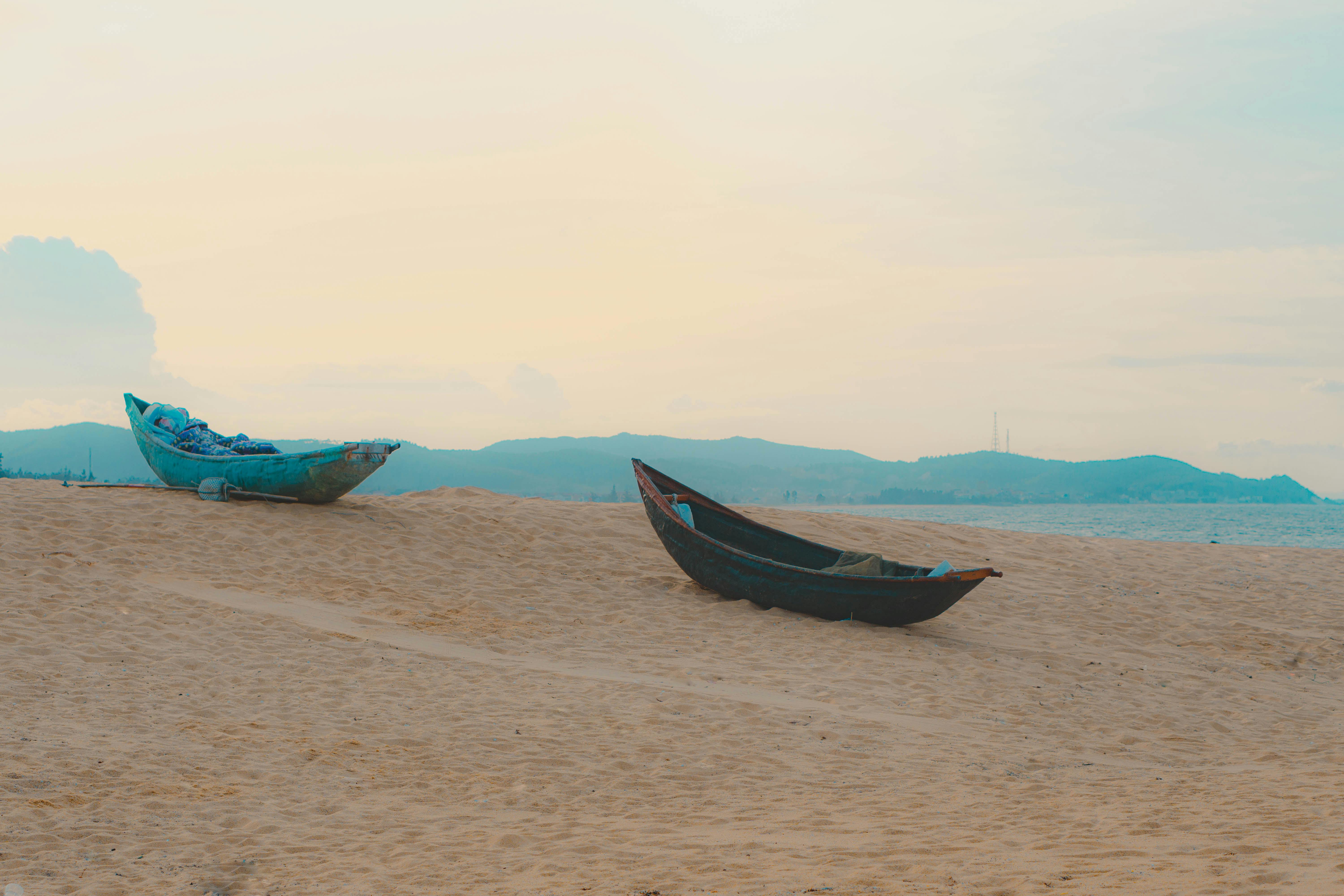 Canoes on Beach · Free Stock Photo