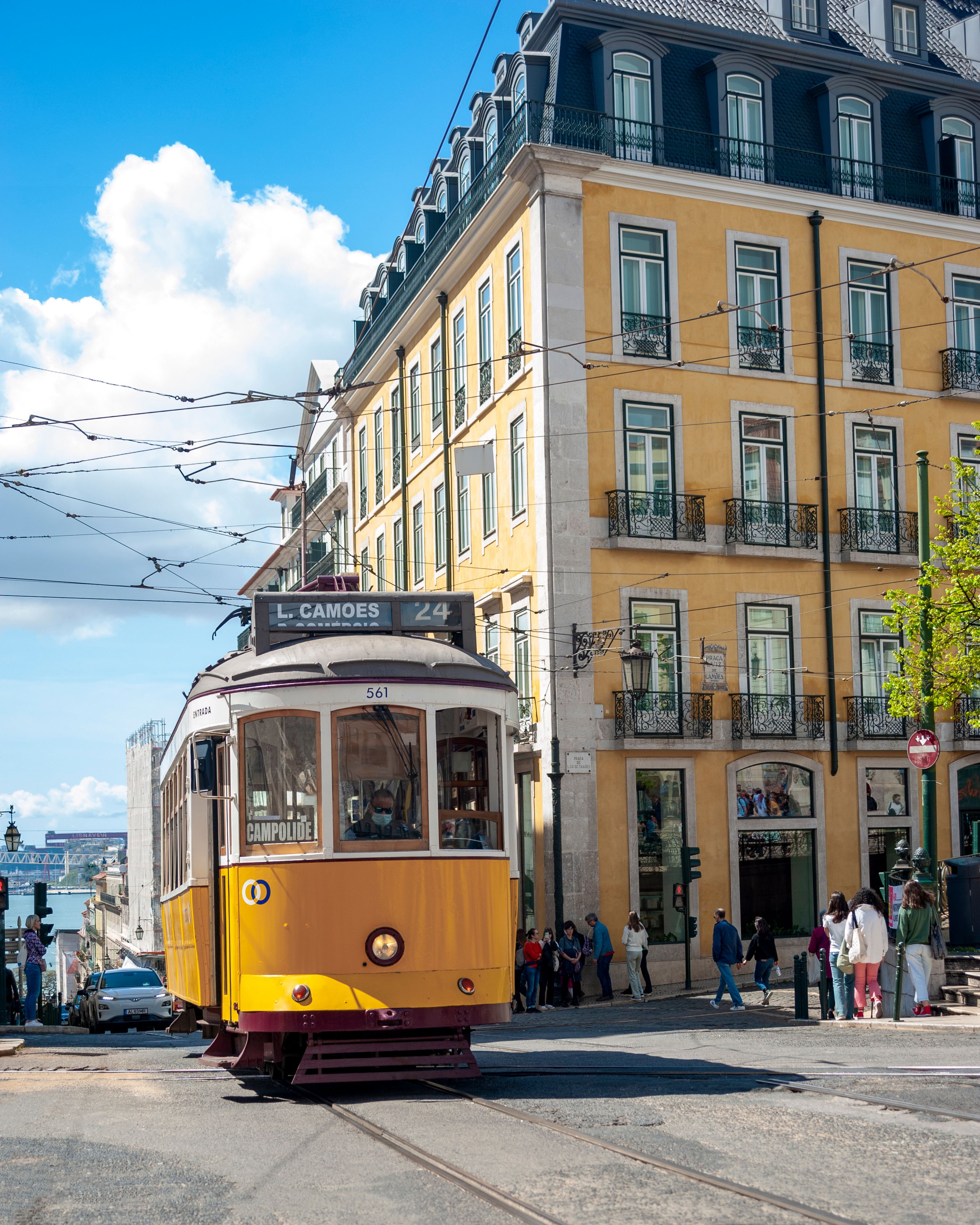 Um Bonde Nas Ruas De Lisboa, Portugal · Foto profissional gratuita