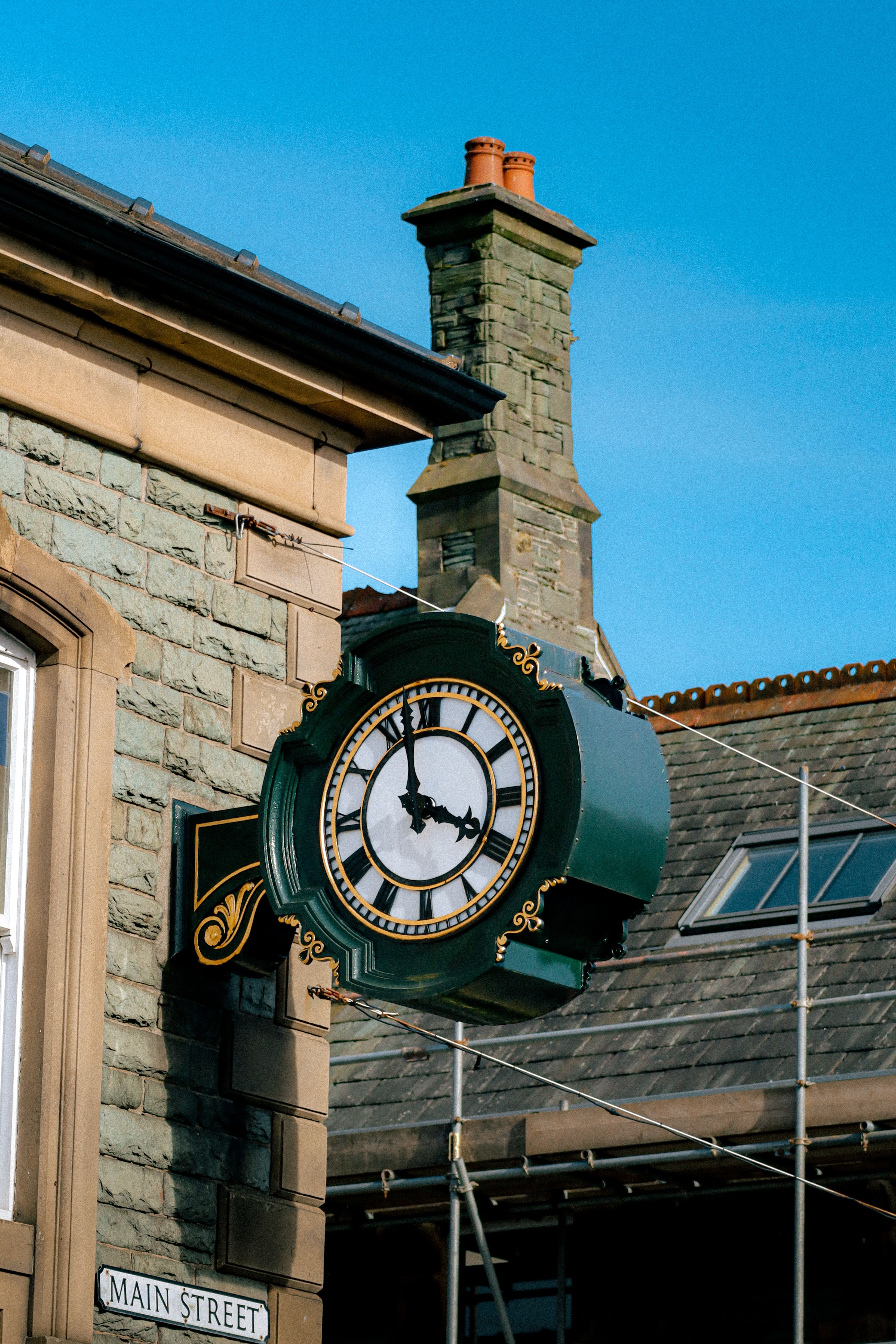 Classic Analogue Clock on Wall · Free Stock Photo