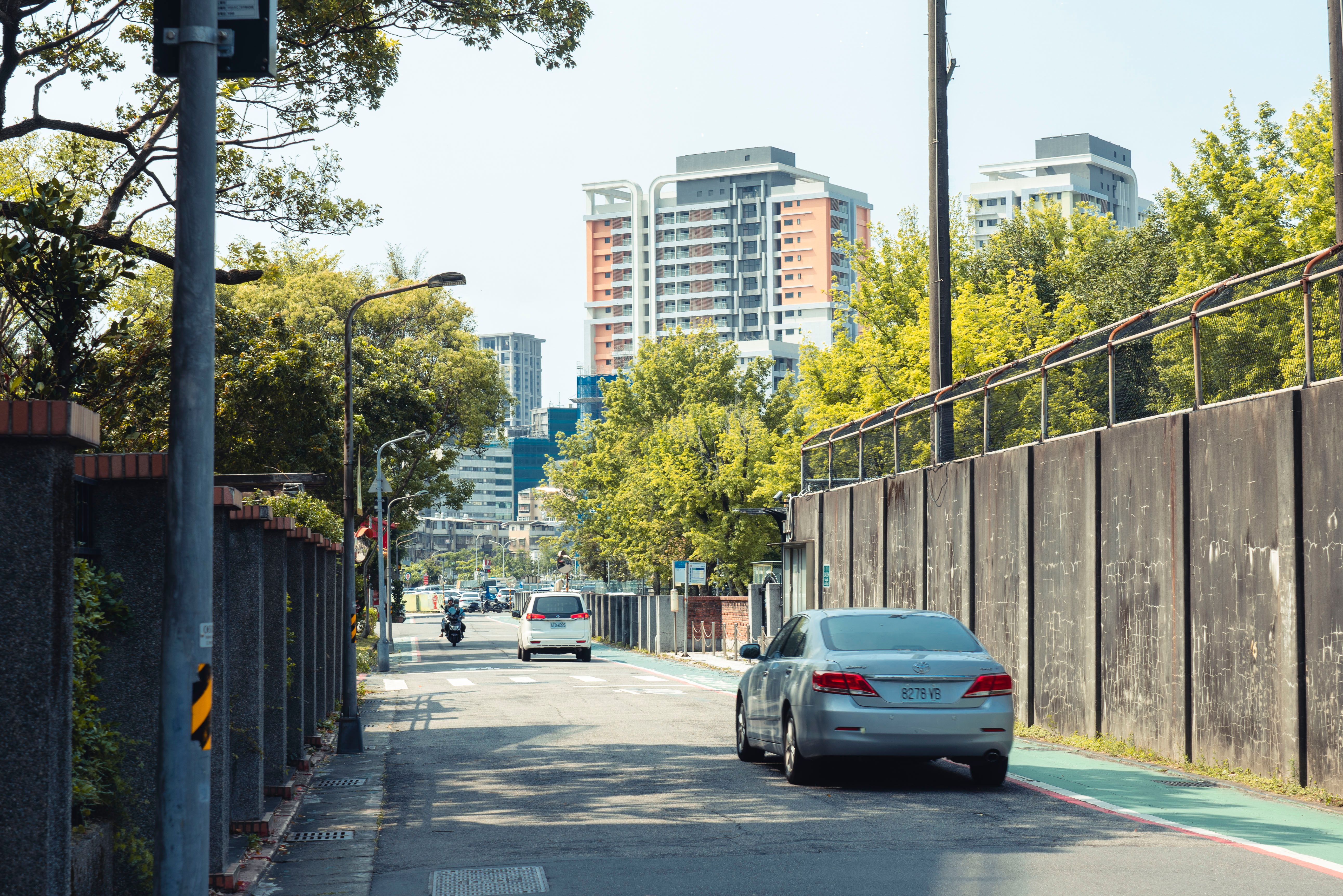 Cars on the Street in a Residential Area in City · Free Stock Photo